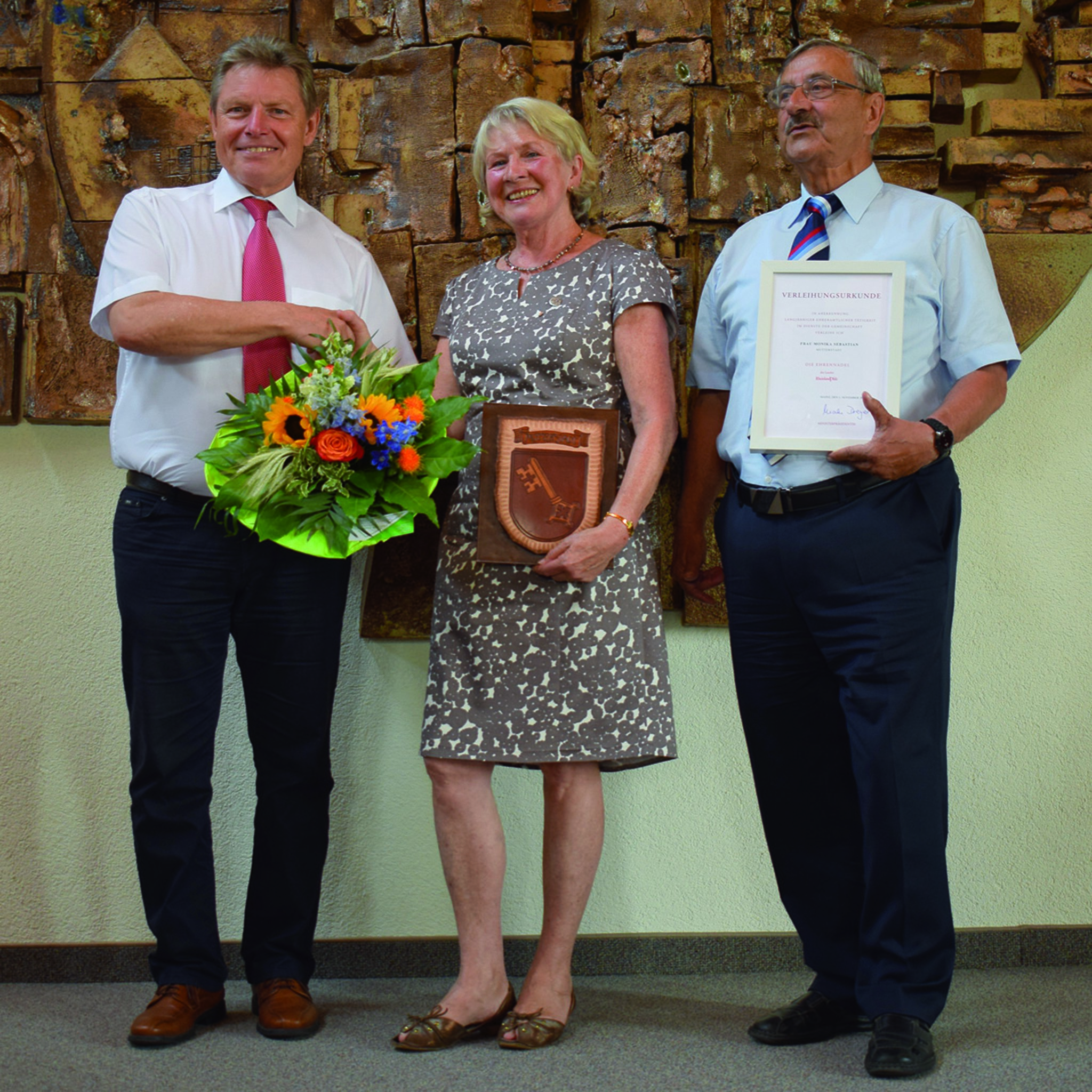 Glückwünsche im Mutterstadter Rathaus: Landesehrennadel für Monika ...