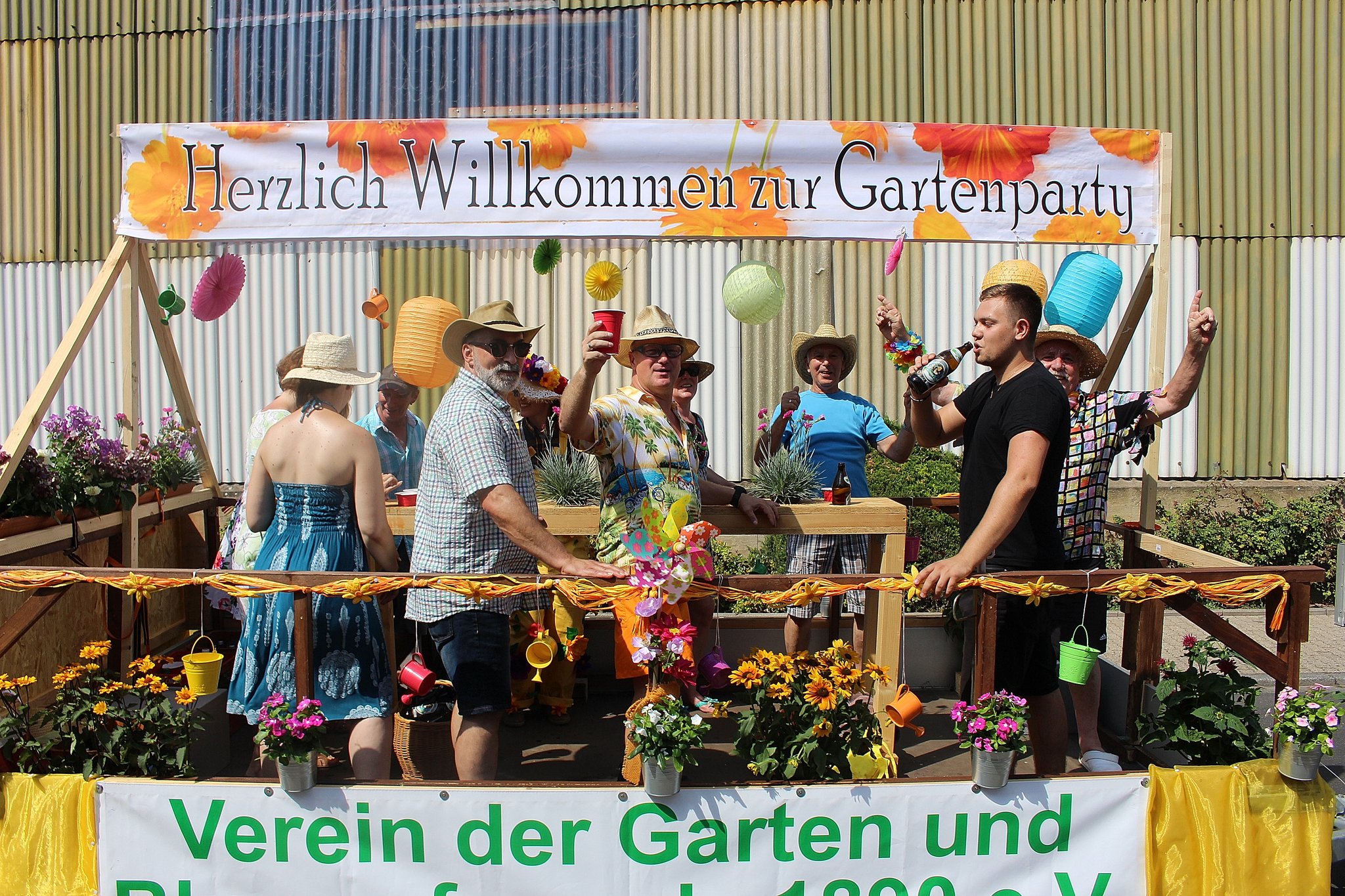 Lambrechter Kerweumzug bei brütender Hitze: Feurig heißer Lindwurm ...