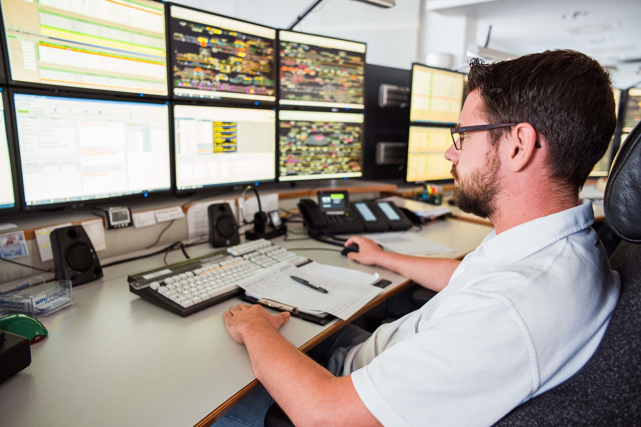 David Weidmann überwacht als Disponent in Karlsruhe den AVG ...