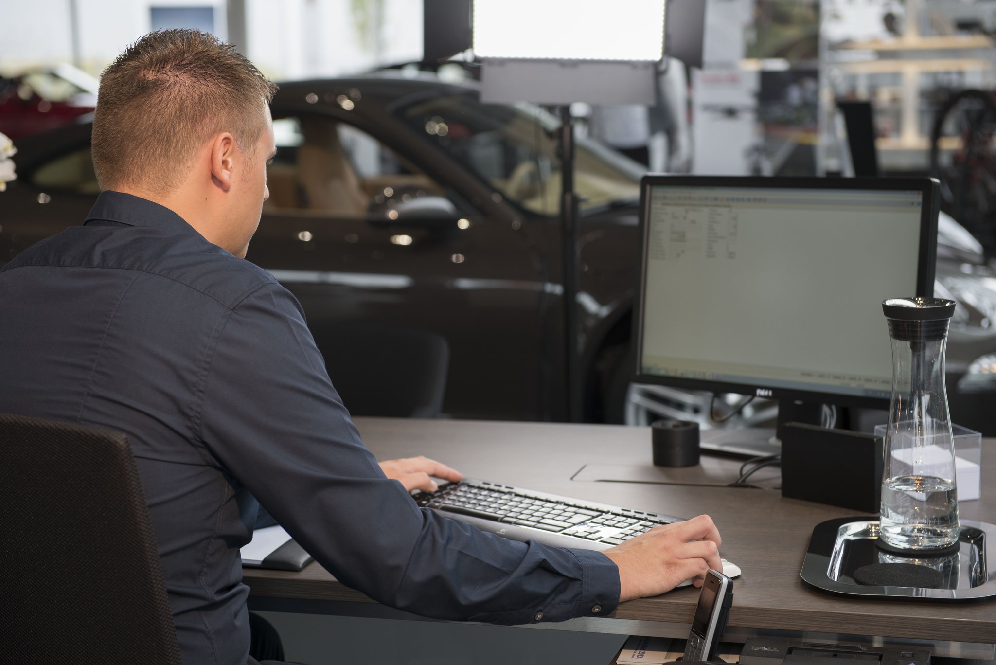 Automobilkaufleute beraten Kunden im Service und Vertrieb ...