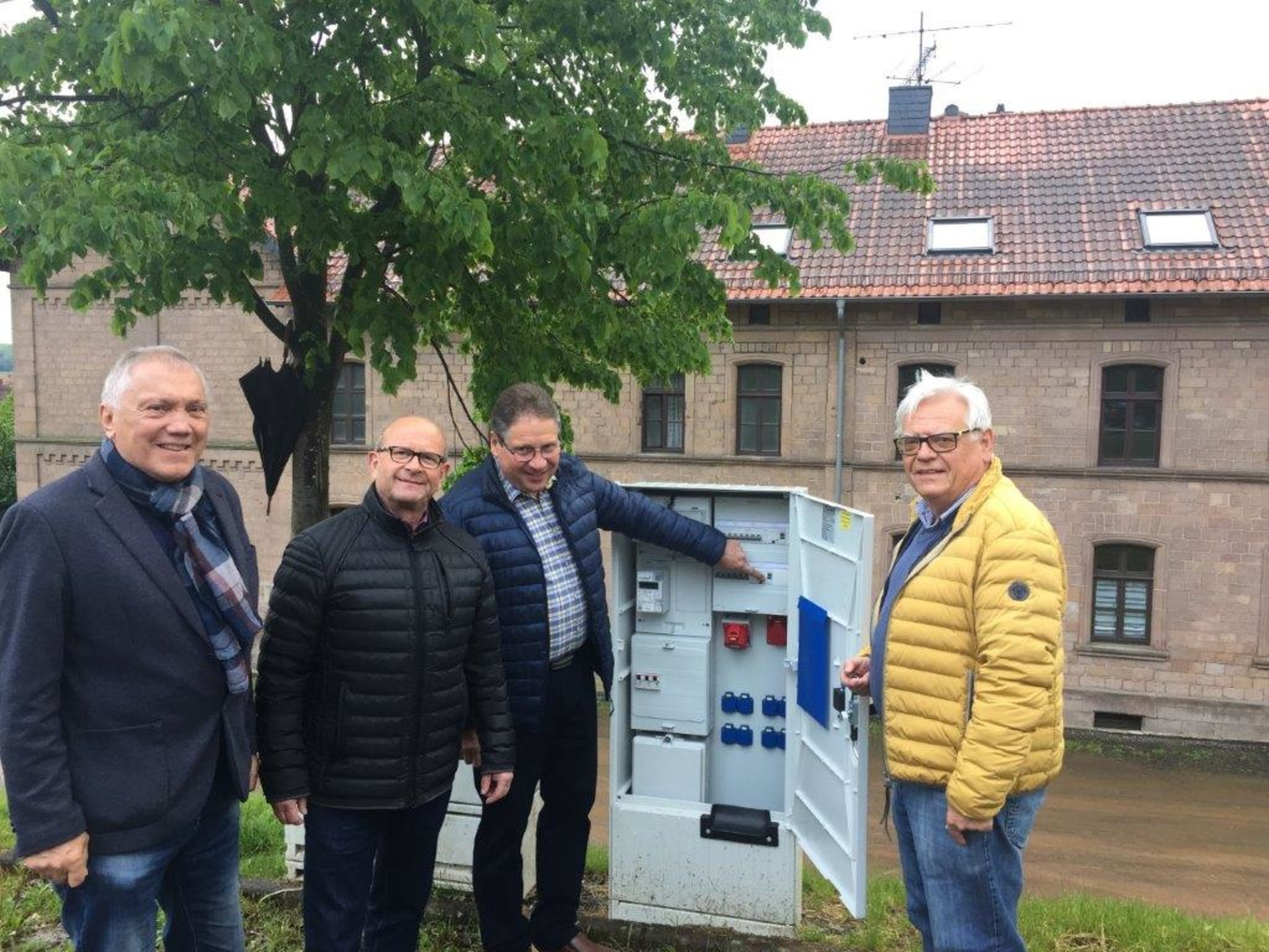 Mit Unterstützung durch Klaus-Peter Dausend: Neue Stromverteilerkästen ...