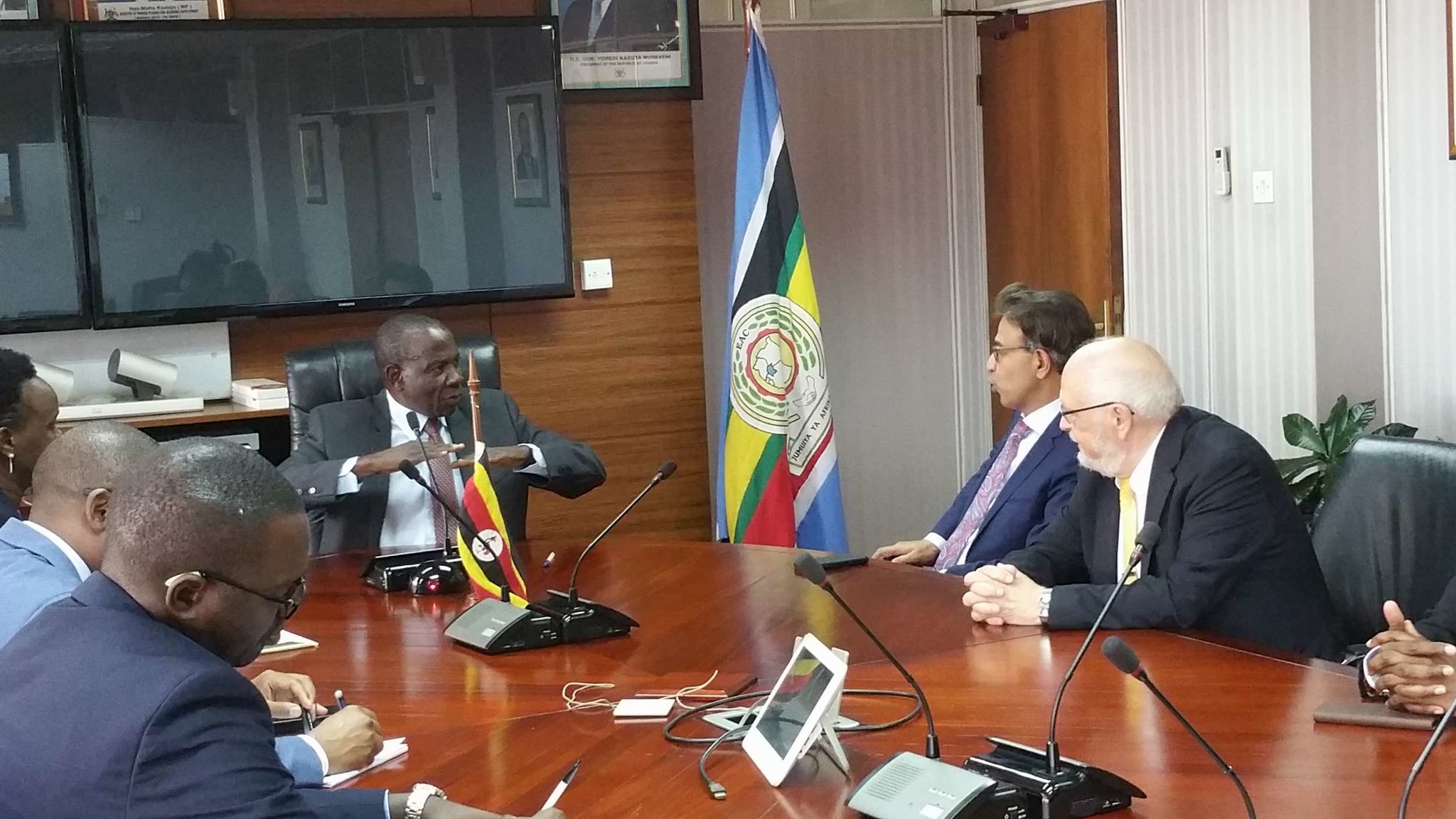 Die Karlsruher Tom Høyem und Arshad Rab sind für Verhandlungen nach ...