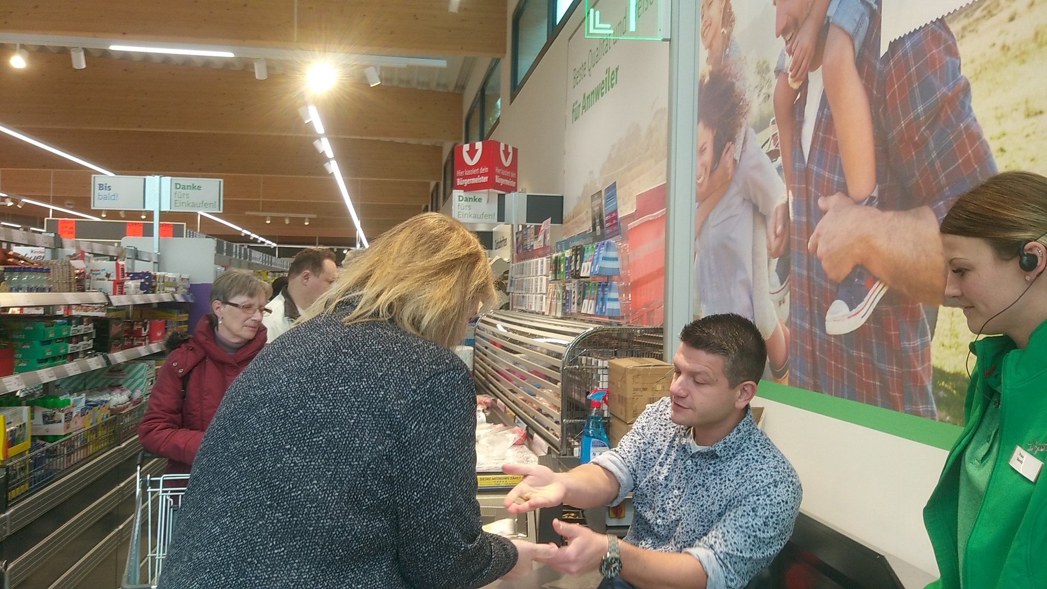 Stadtbürgermeister von Annweiler bei Lidl an der Kasse: Für den guten ...