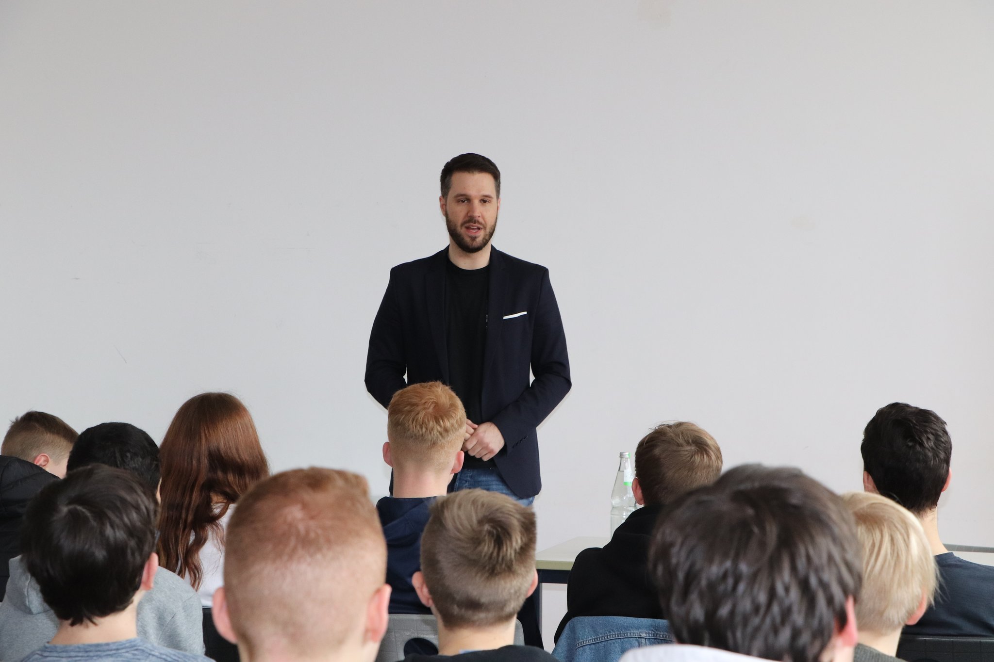 Besuch von Stadtrat Benjamin Bauer in der Merkur Akademie International ...