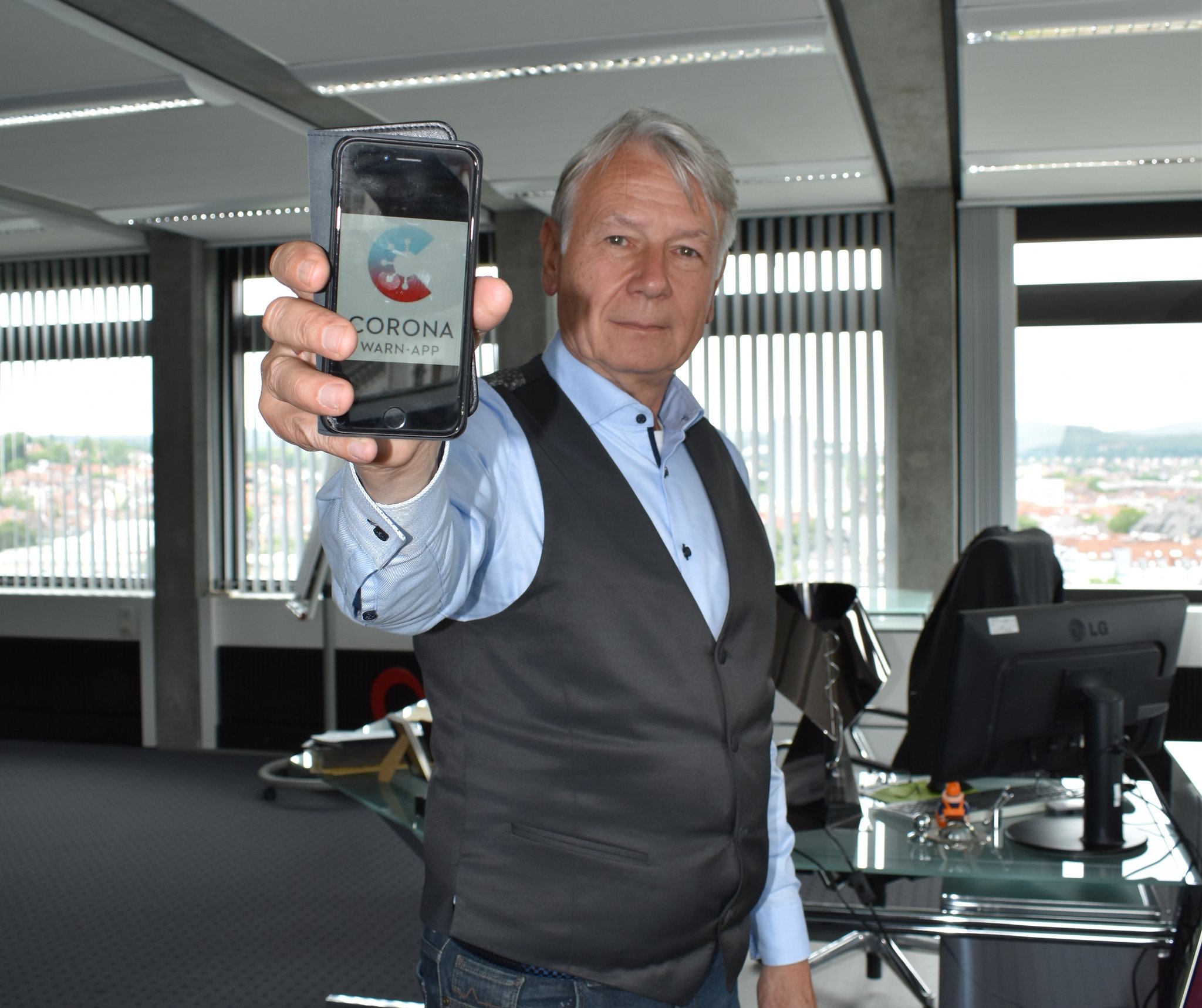 Corona-Warn-App: Oberbürgermeister Klaus Weichel bittet um Nutzung ...