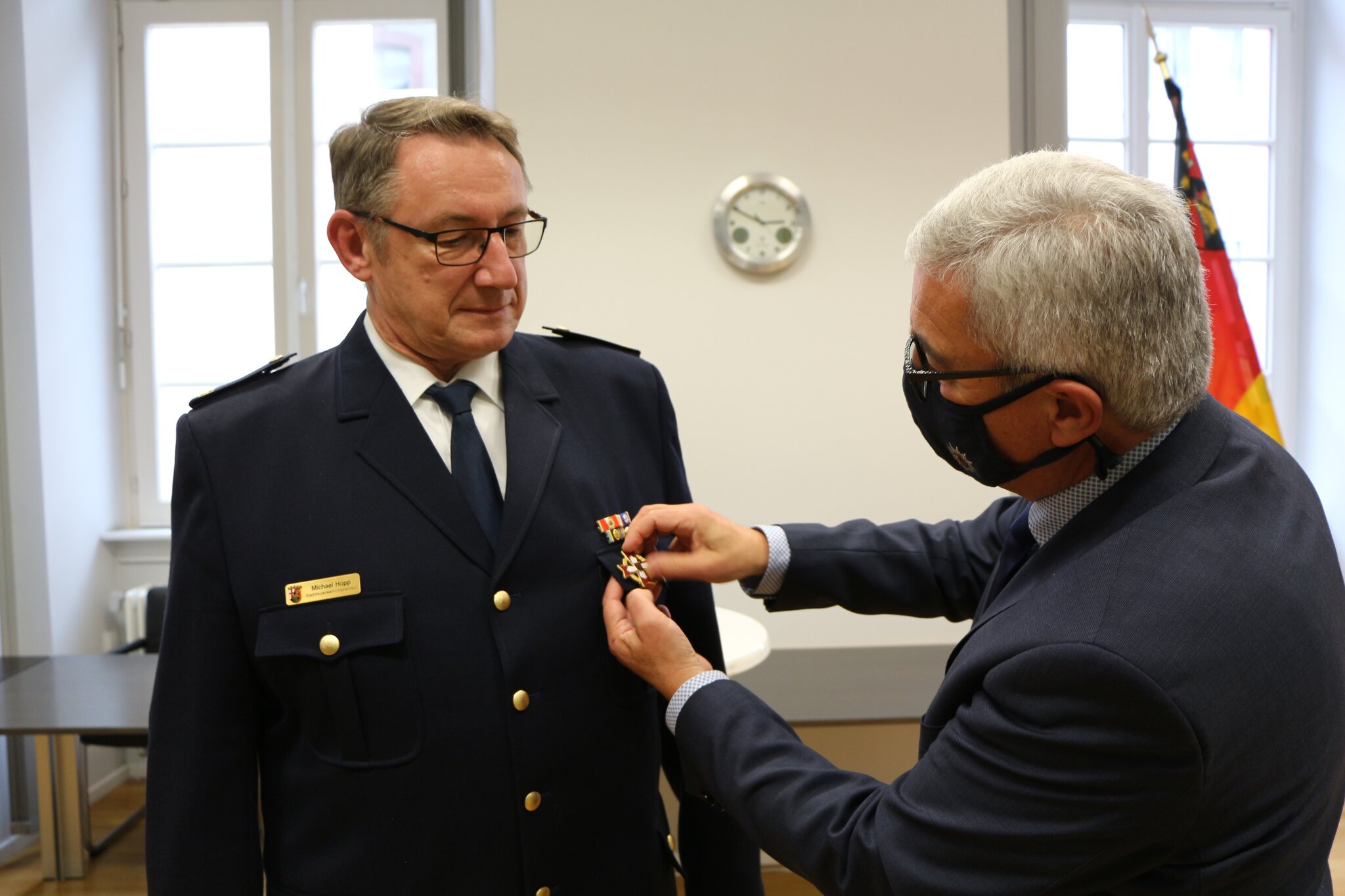 Seltene Auszeichnung: Goldenes Feuerwehr-Ehrenabzeichen für Michael ...