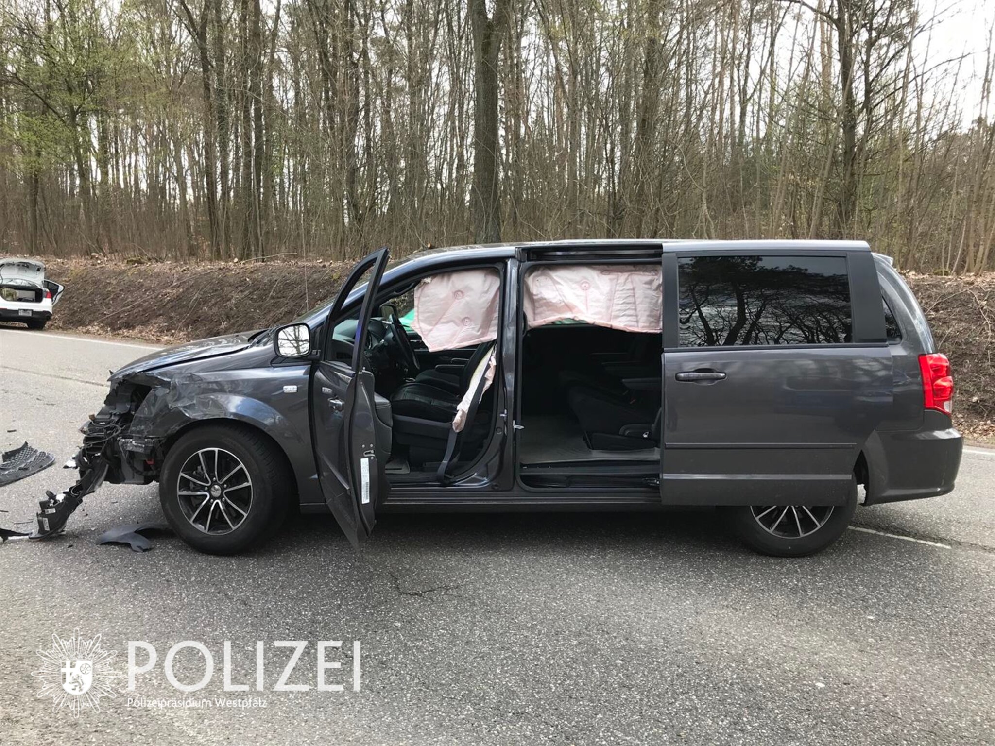 Unfall zwischen Kaiserslautern und Einsiedlerhof: Leichtverletzte und reichlich Blechschaden ...