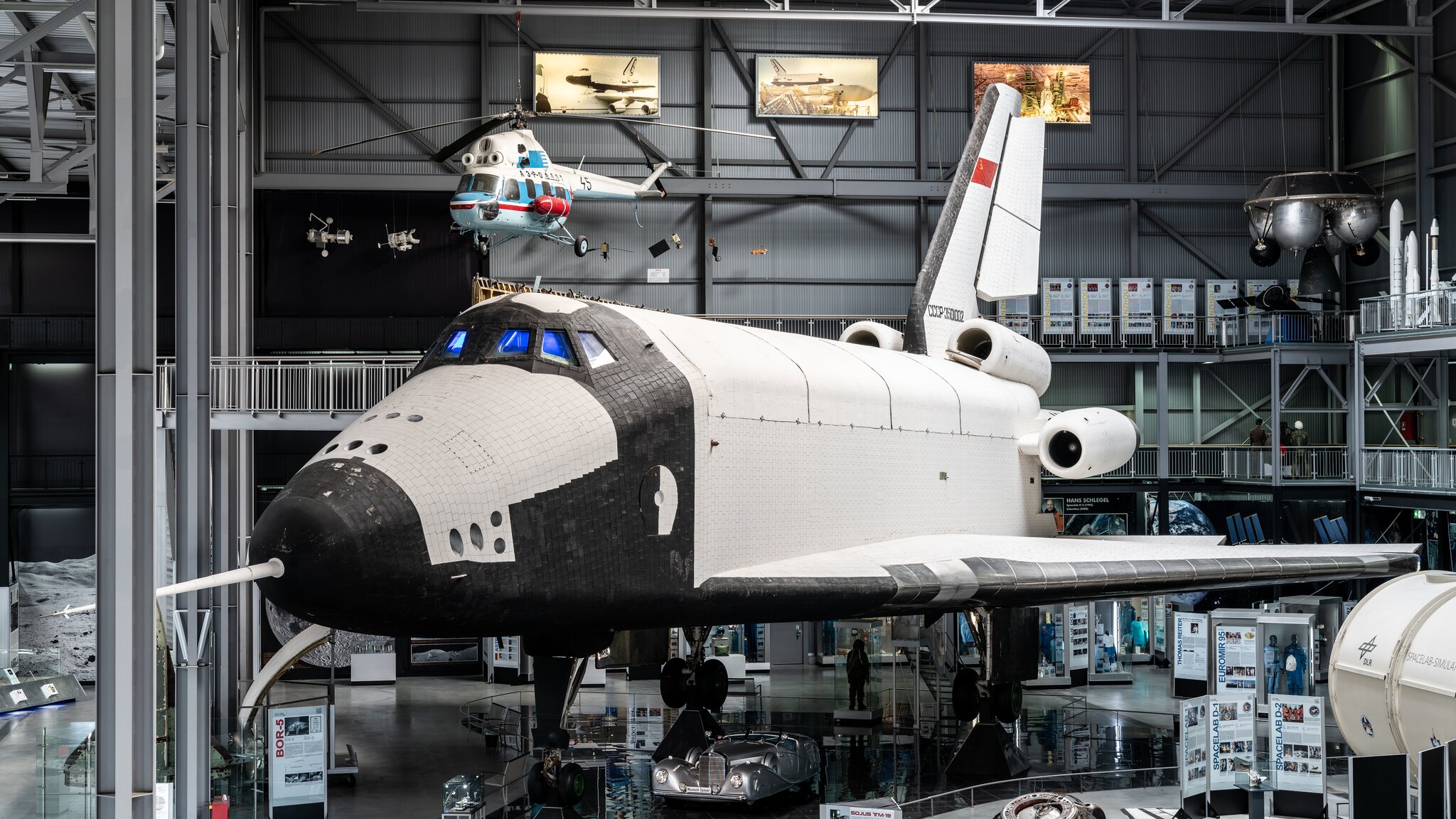 Vor der Kulisse des Space Shuttle Buran: Staatsphilharmonie im ...