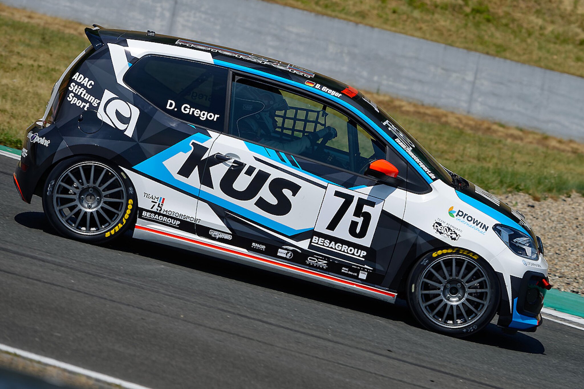 Motorsport: Daniel Gregor fährt beim Auftakt als Zweiter gleich auf das ...
