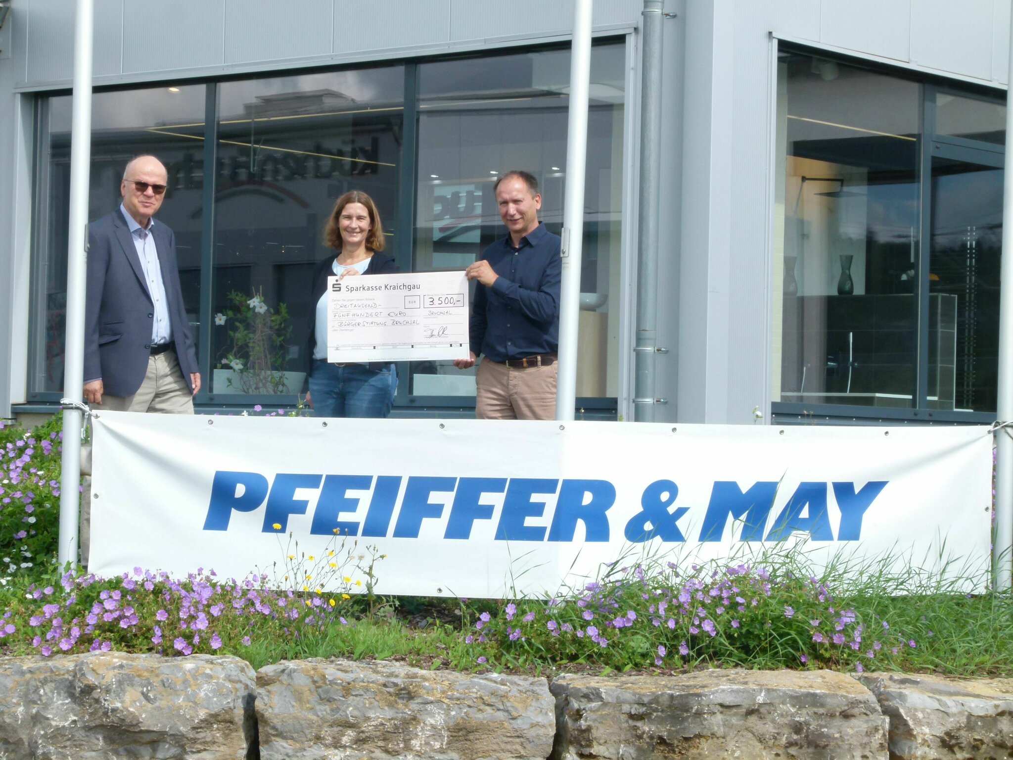 Pfeiffer & May spendet 3.500 Euro für „Kinder in Not“: Ein Plus für die ...