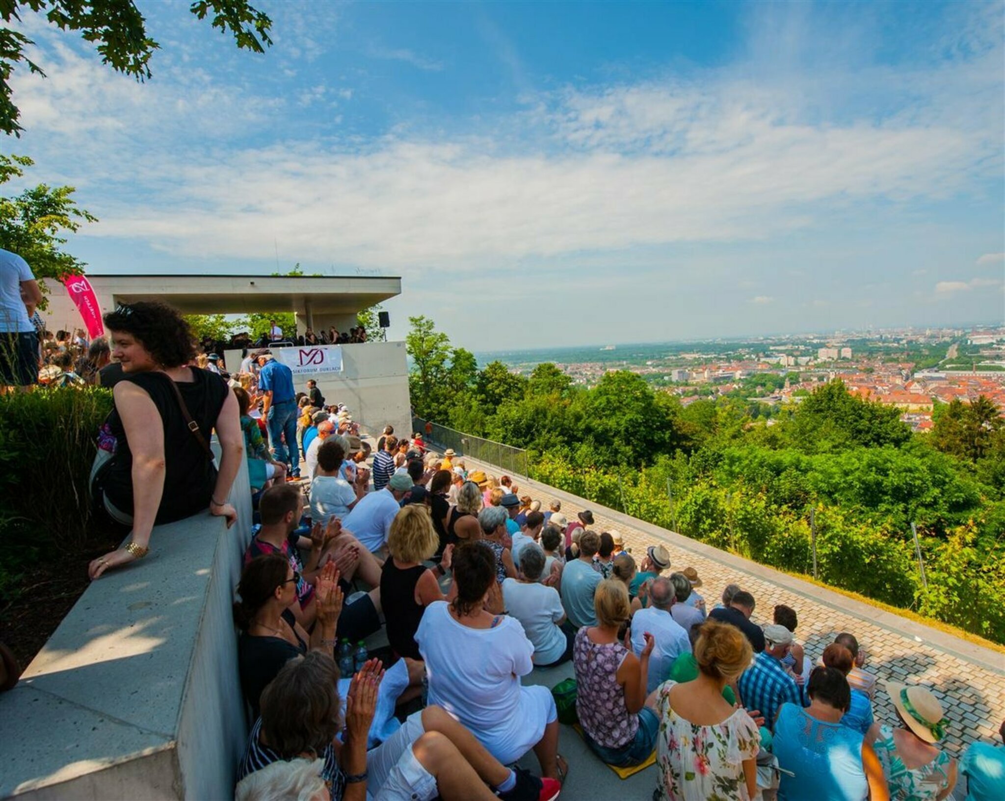Das Musikforum Durlach auf dem Turmberg: Herbstsonne und Fernblick ...