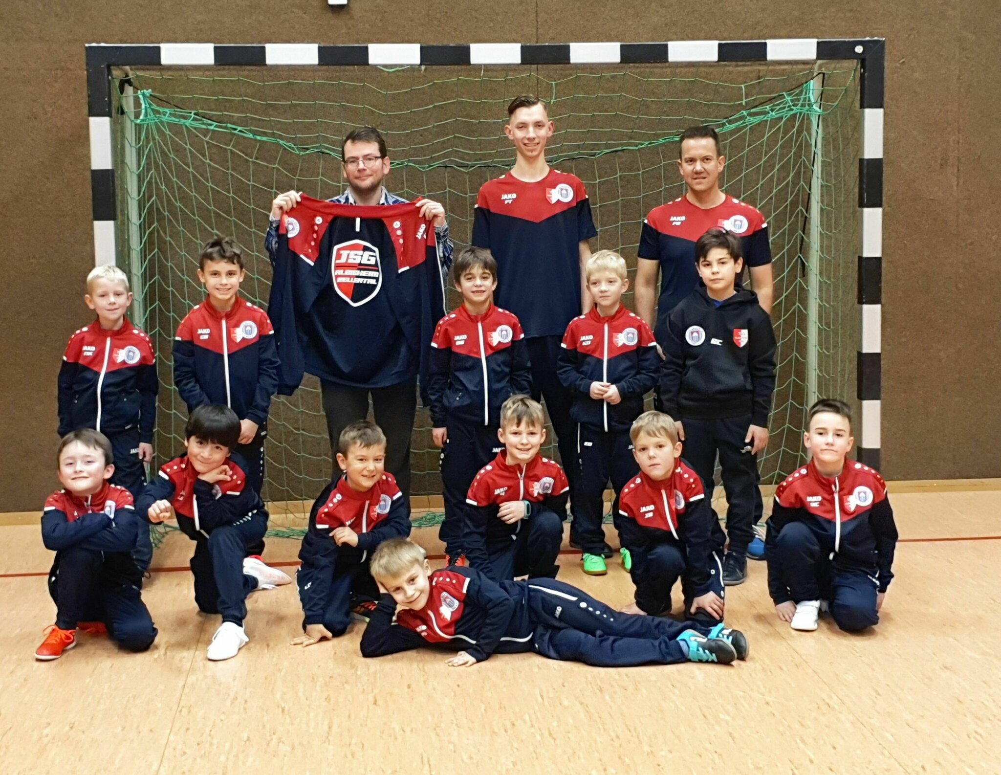 Fußballer der JSG Albisheim/Zellertal glücklich: Neue Winterjacken und Trainingsanzüge für ...