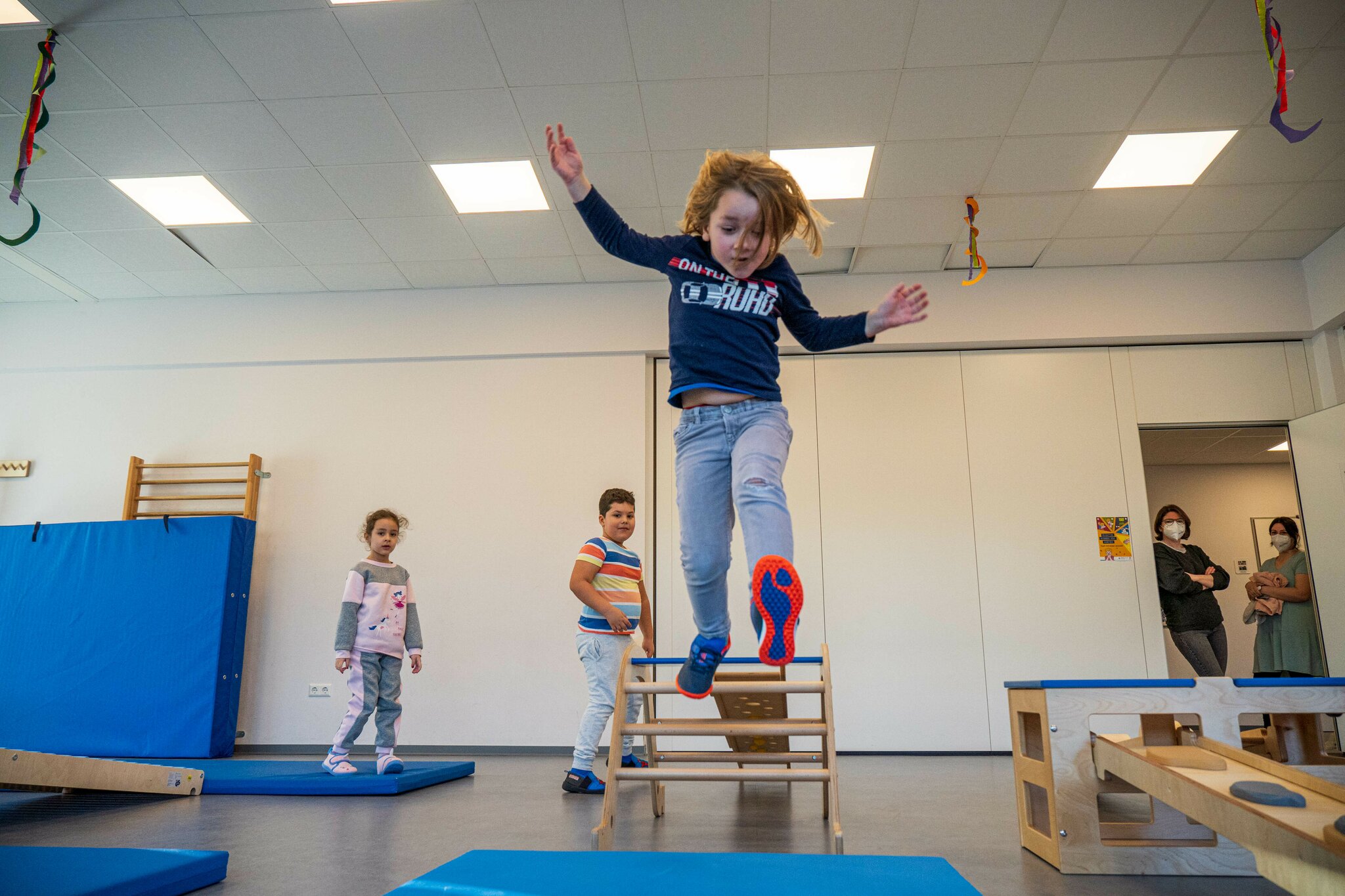 Kita Campulino freut sich über modularen Spielpark: Spaß am Springen ...