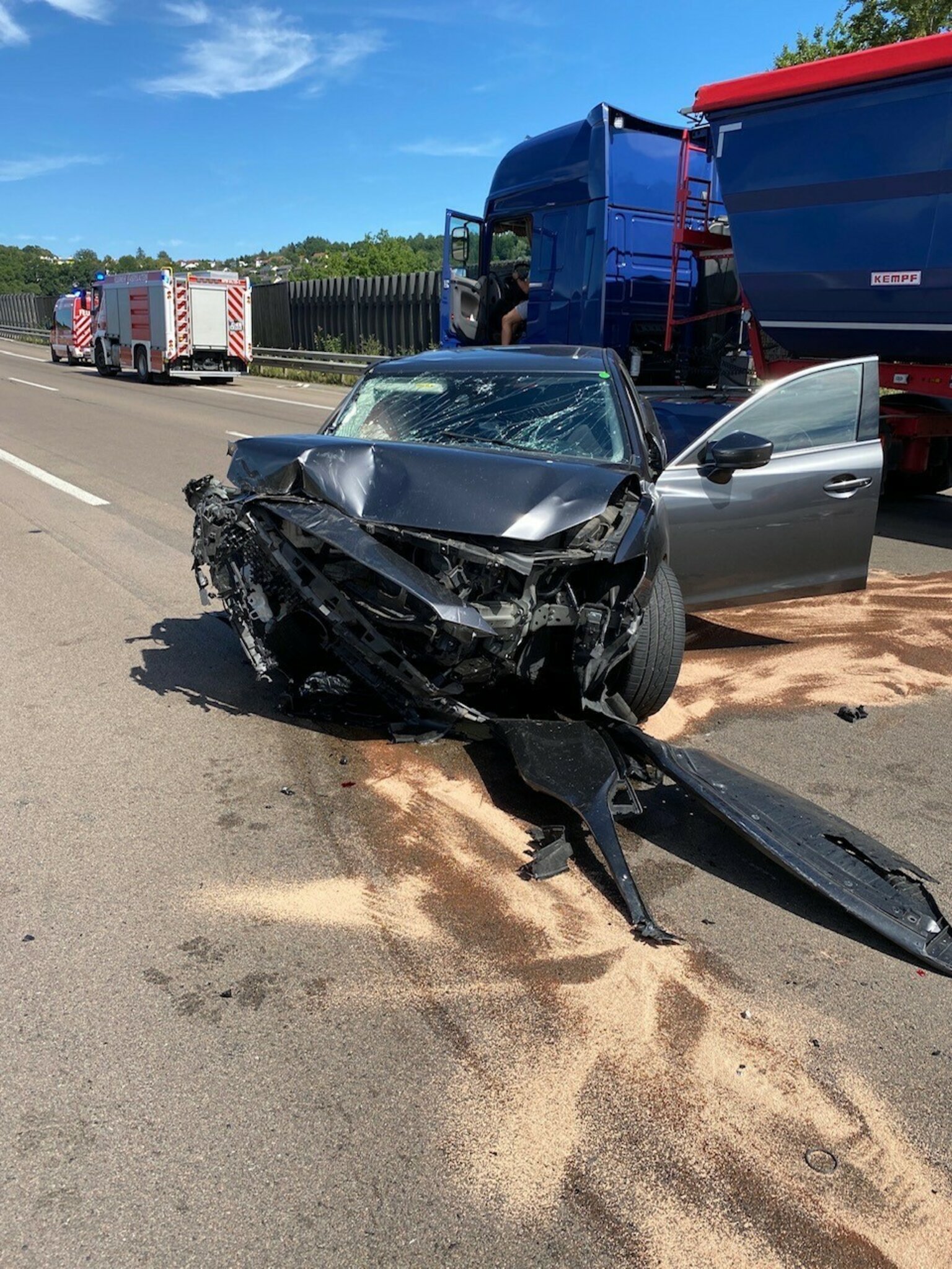 Schwerer Unfall auf der A6: Pkw kollidiert mit zwei Sattelzügen - Kaiserslautern
