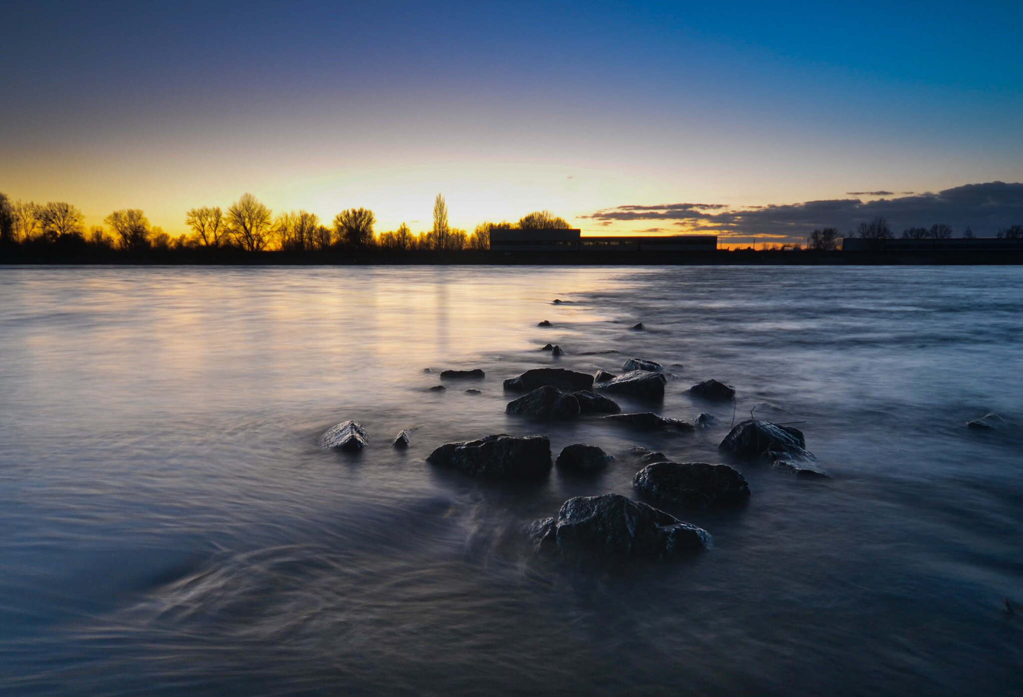 Dämmerung am Rhein: Landschaft vom Rhein bei der Dämmerung mit ...