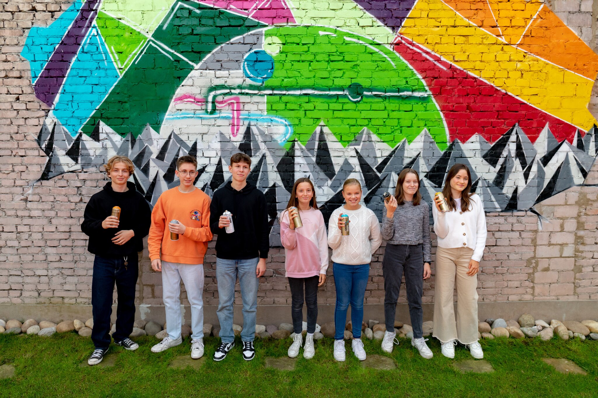 Graffiti von Kunstschülern wird fertig: Graffiti Motiv im Teamwork ...