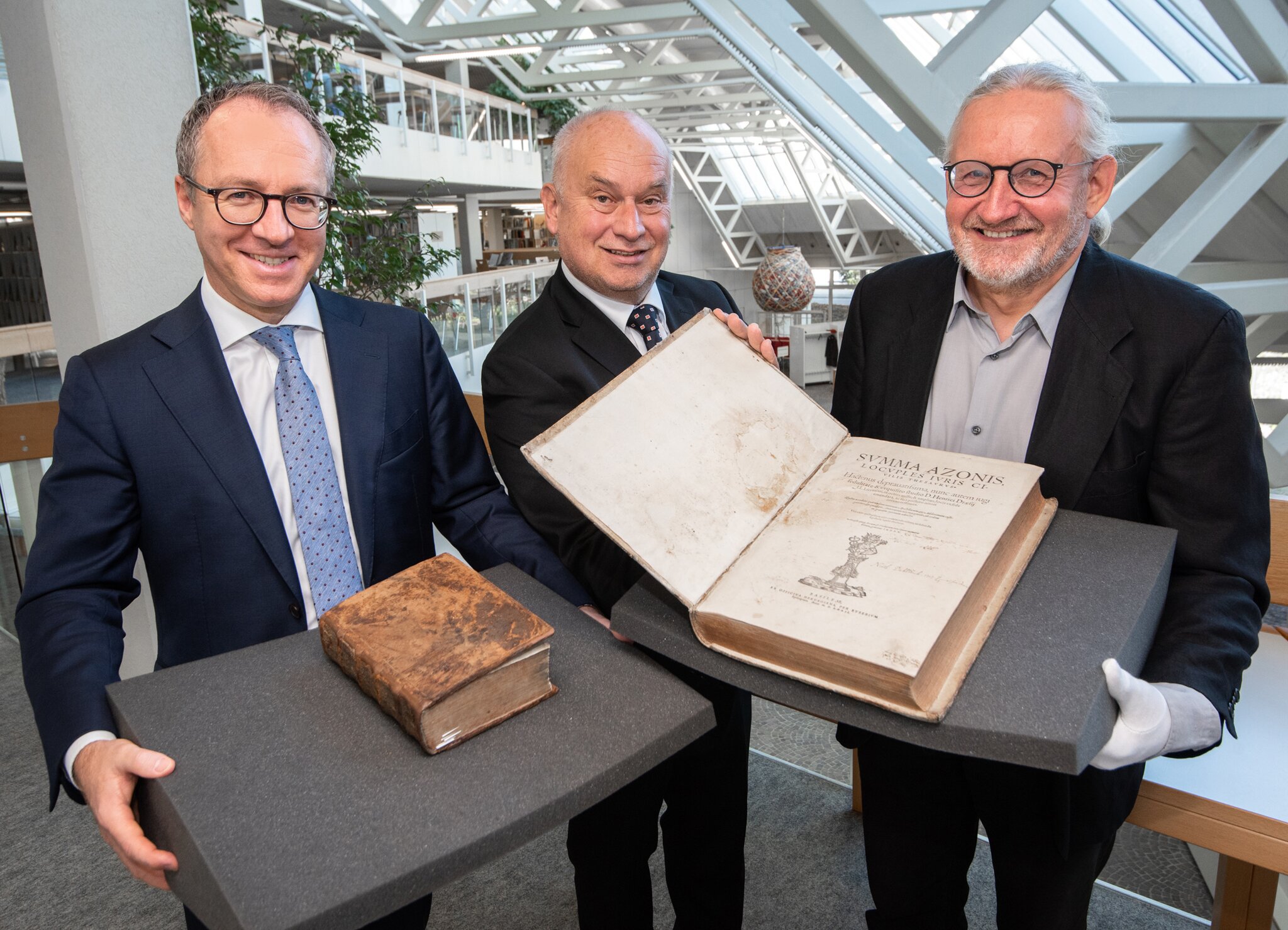 Historische Bücher restauriert: "Ein Teil der Speyerer Geschichte" - Speyer