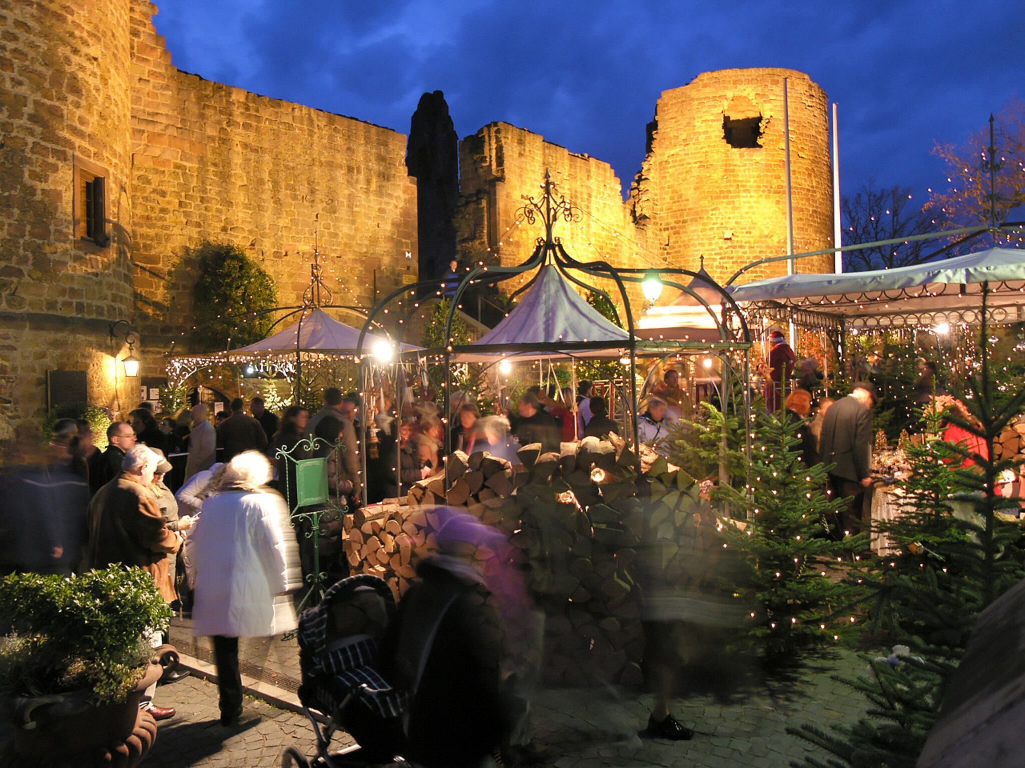 Weihnachtsmarkt Neuleiningen: Weihnachten im mittelalterlichen Burgdorf ...