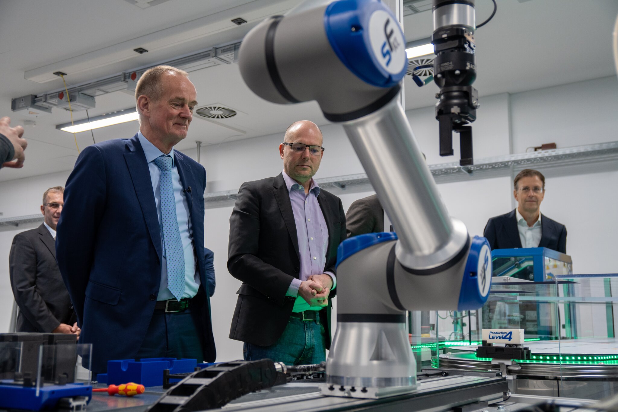 Pressemitteilungen: Der niederländische Botschafter besucht die SmartFactory-KL - Wochenblatt ...