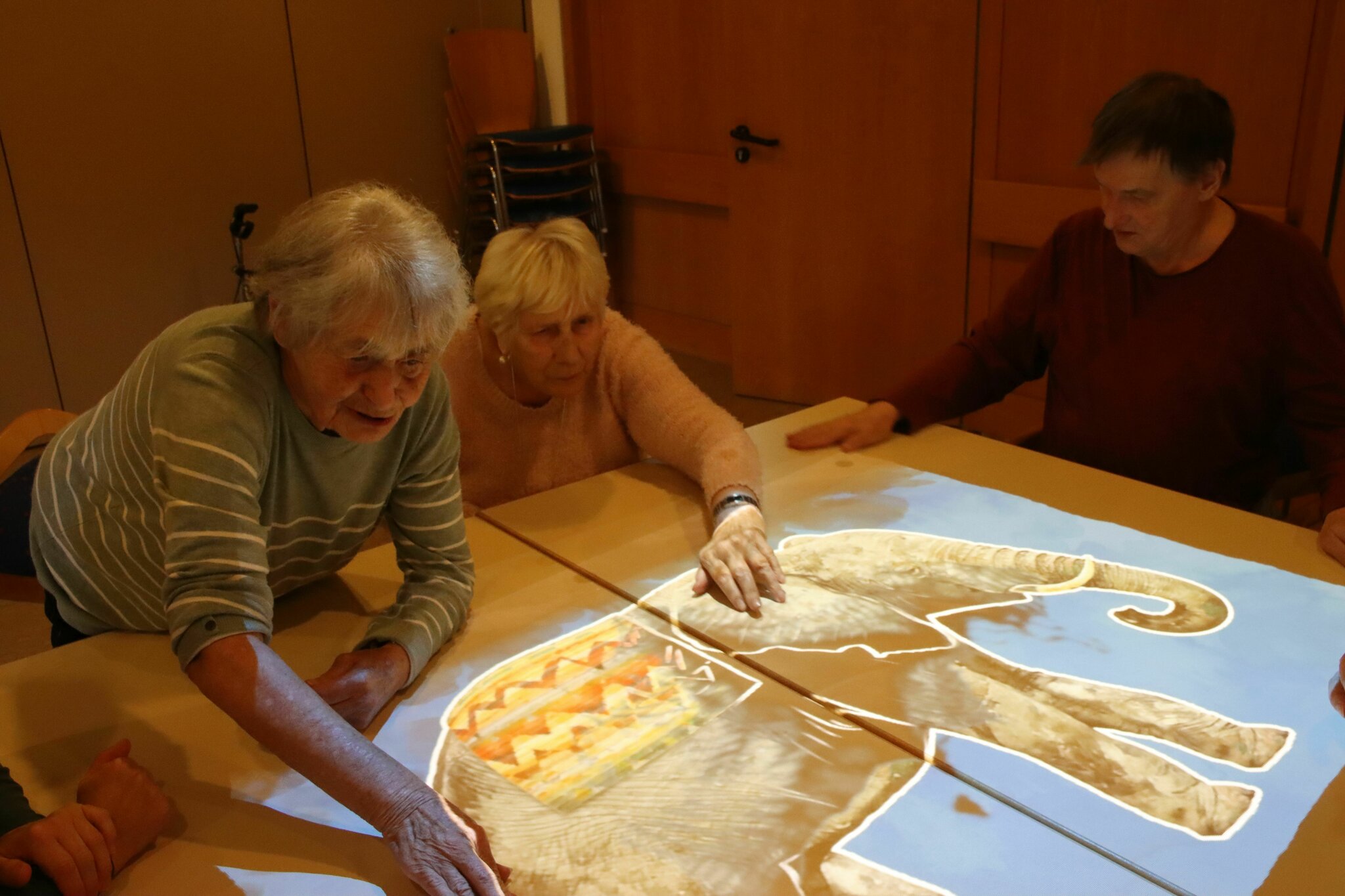 Tovertafel: Elefanten, Blumen und Silberbesteck auf dem Zaubertisch ...