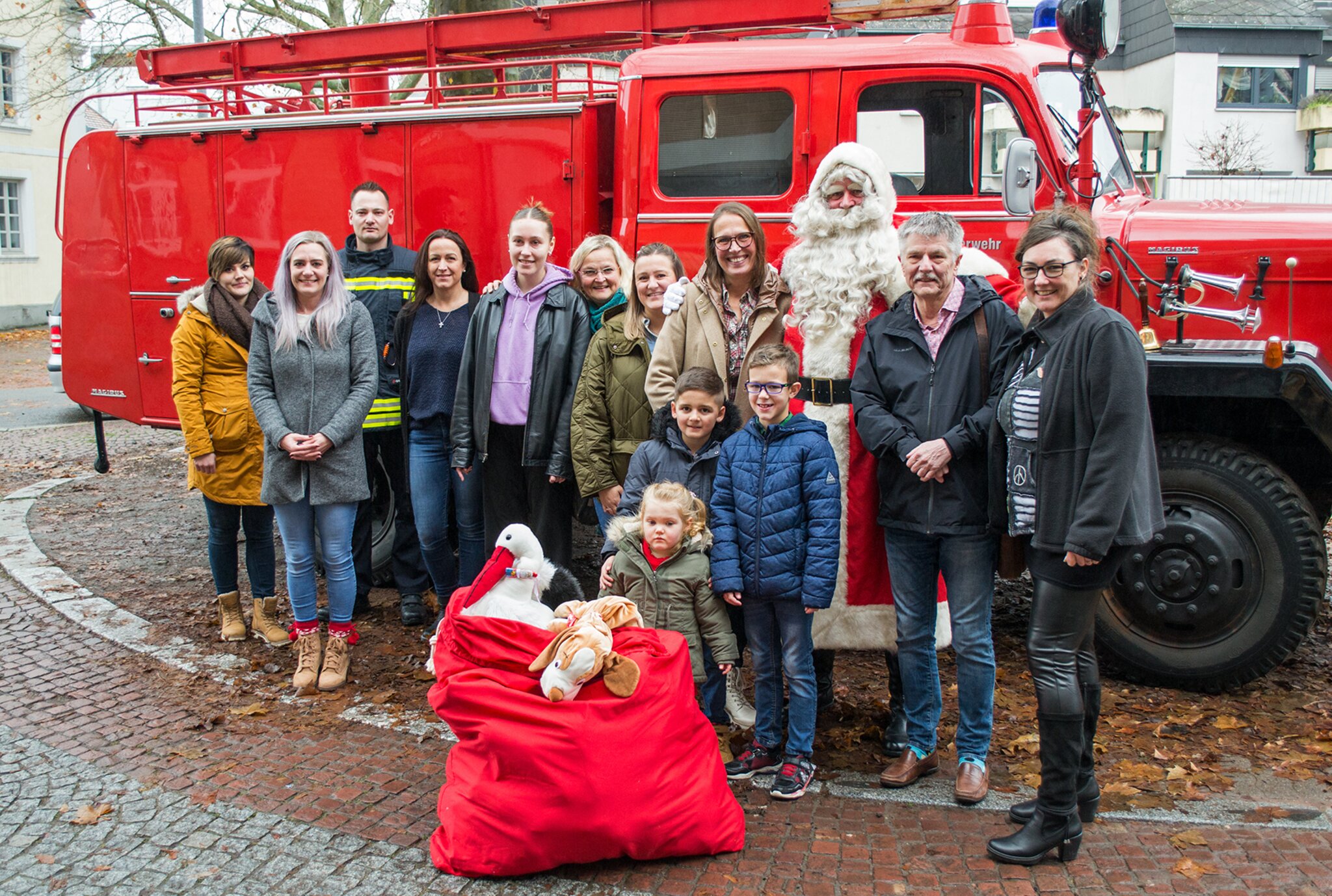 Vorweihnachtliche Überraschung: Kinder der Grundschule Queidersbach ...