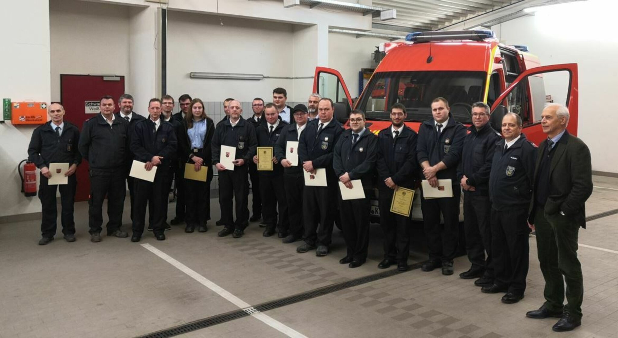 Beförderungen und Ehrungen: Altenglan: Neuer Einsatzleitwagen übergeben ...