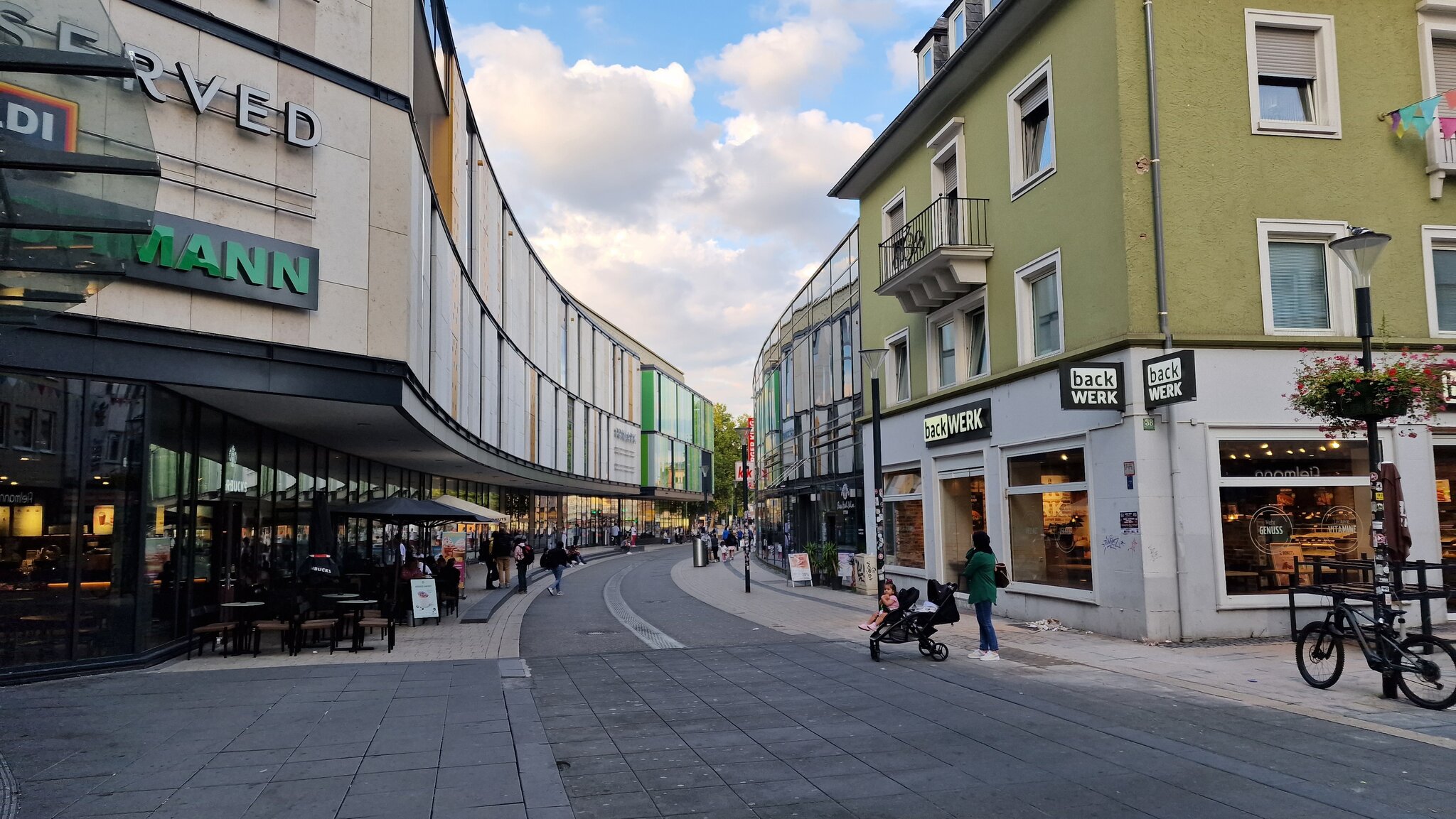 Jugendliche schlägt Kind ins Gesicht: Täterin mit detaillierter ...