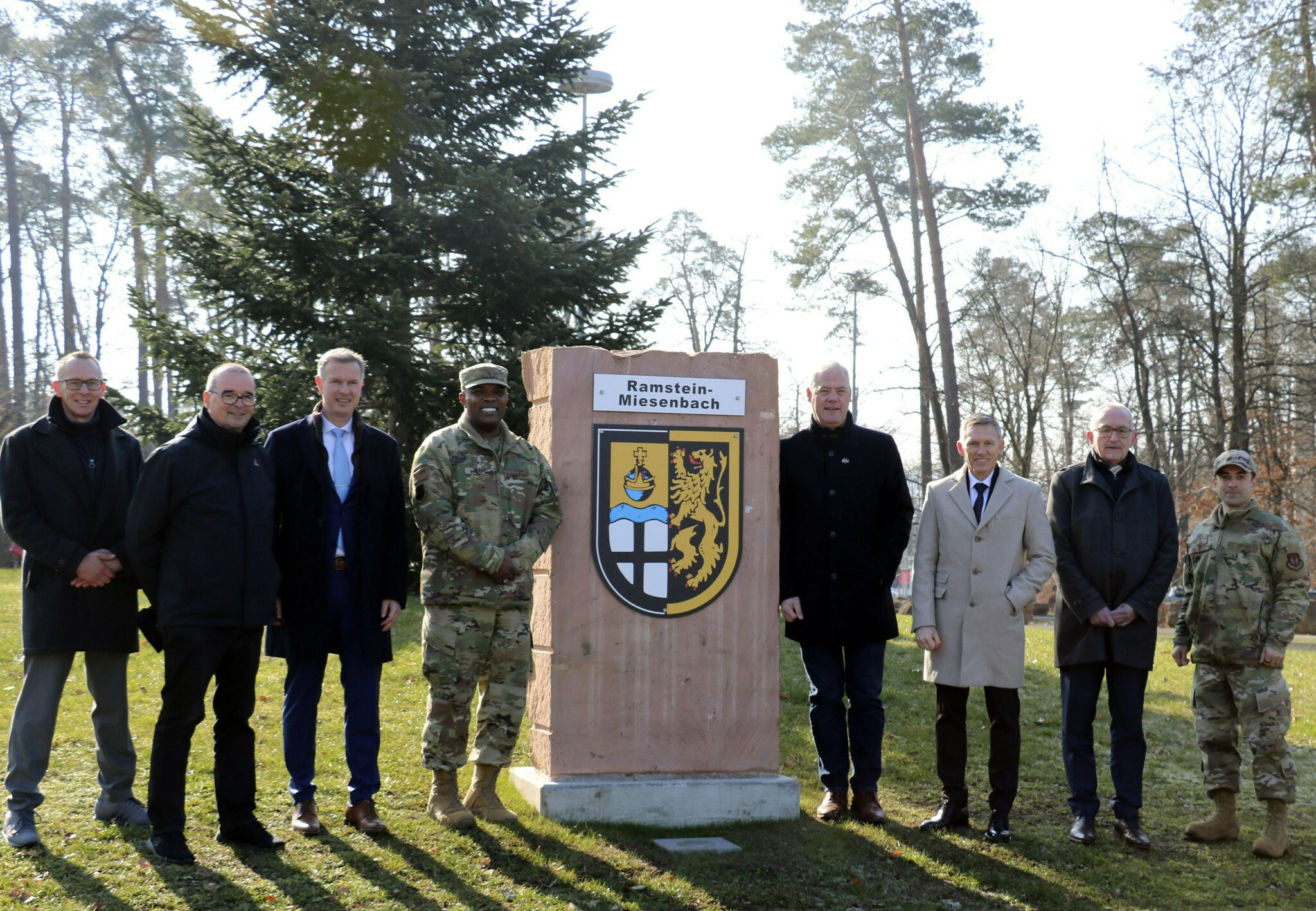 Denkmal auf der Airbase Ramstein: Monumentale Widmung für die ...