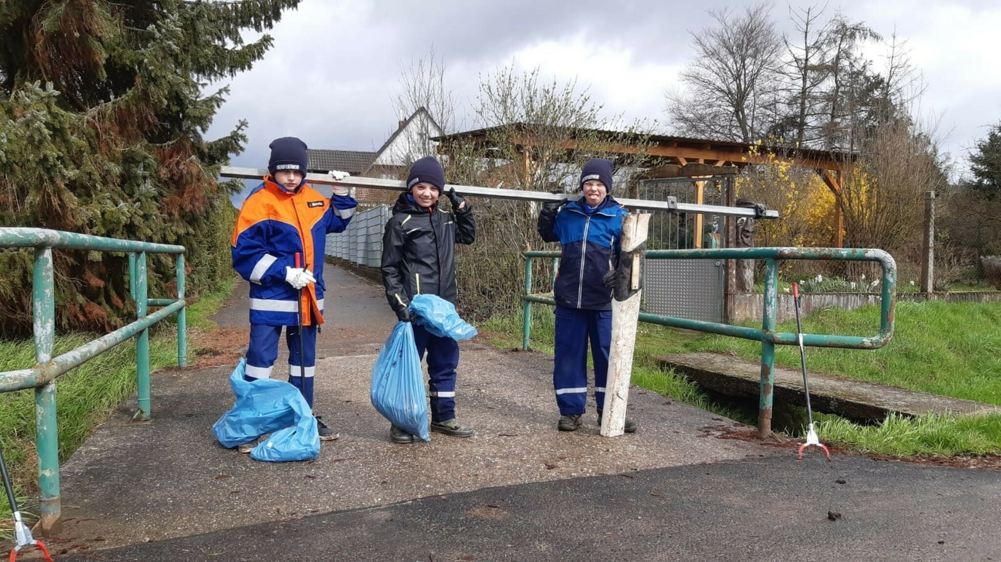 Aktion "Saubere Landschaft" in Kandel: Jugendfeuerwehr findet hilflosen Mann und rettet ihm das ...