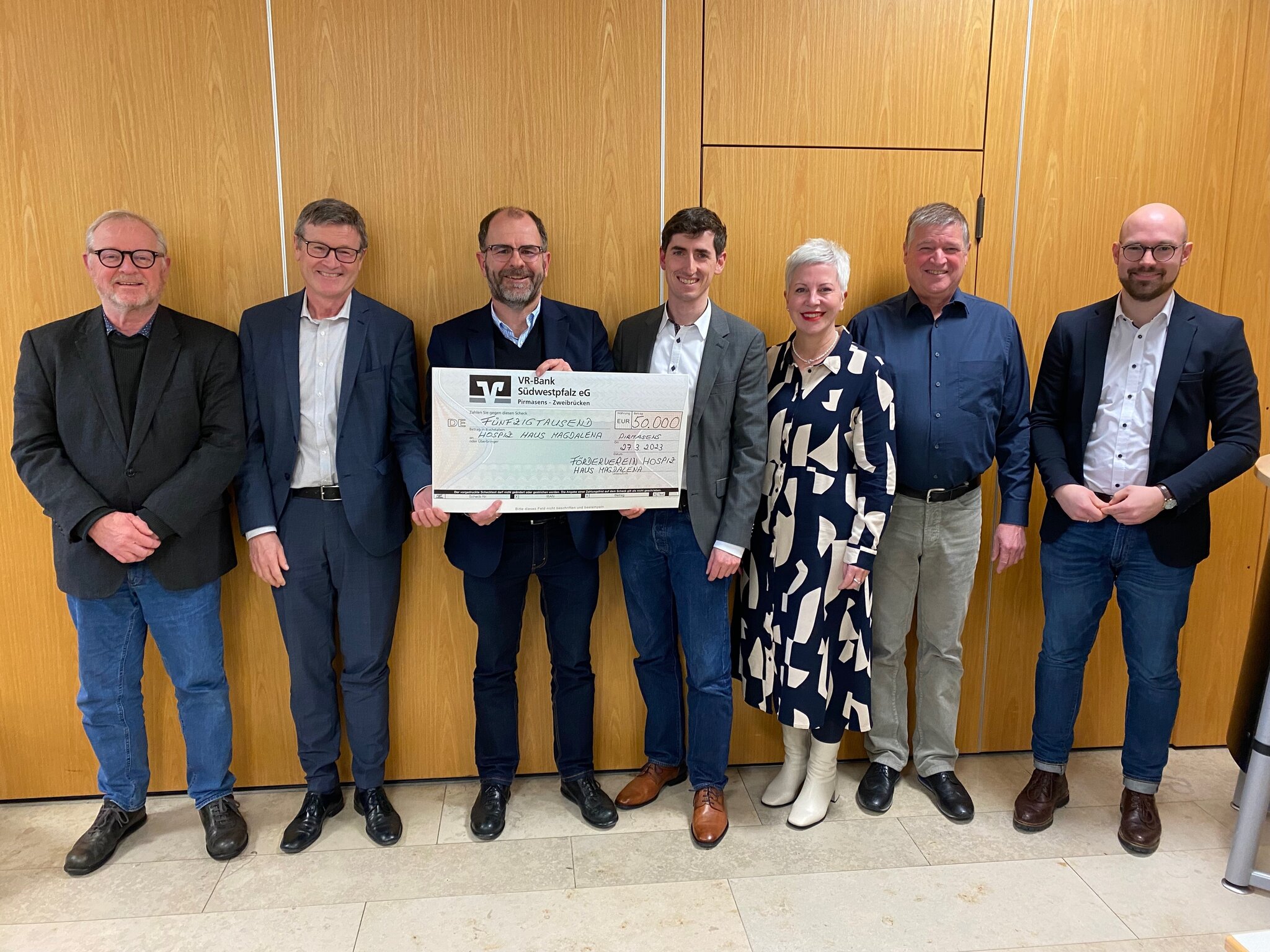 Förderverein überreicht Spende: Unterstützung für Hospiz Haus Magdalena ...