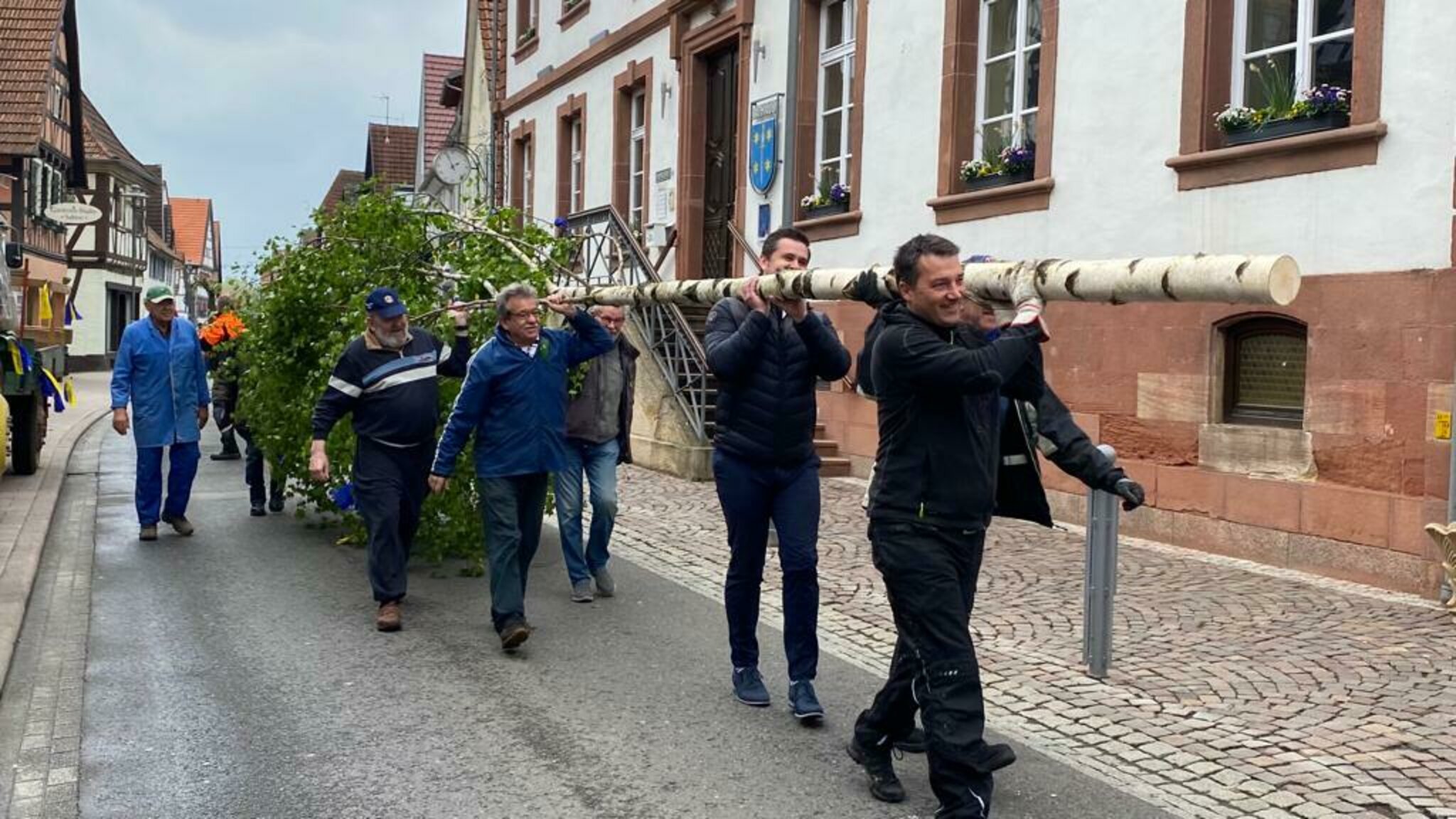 Maifest: Die Unnerkannler Eiersammler schmücken einen Maibaum für ...