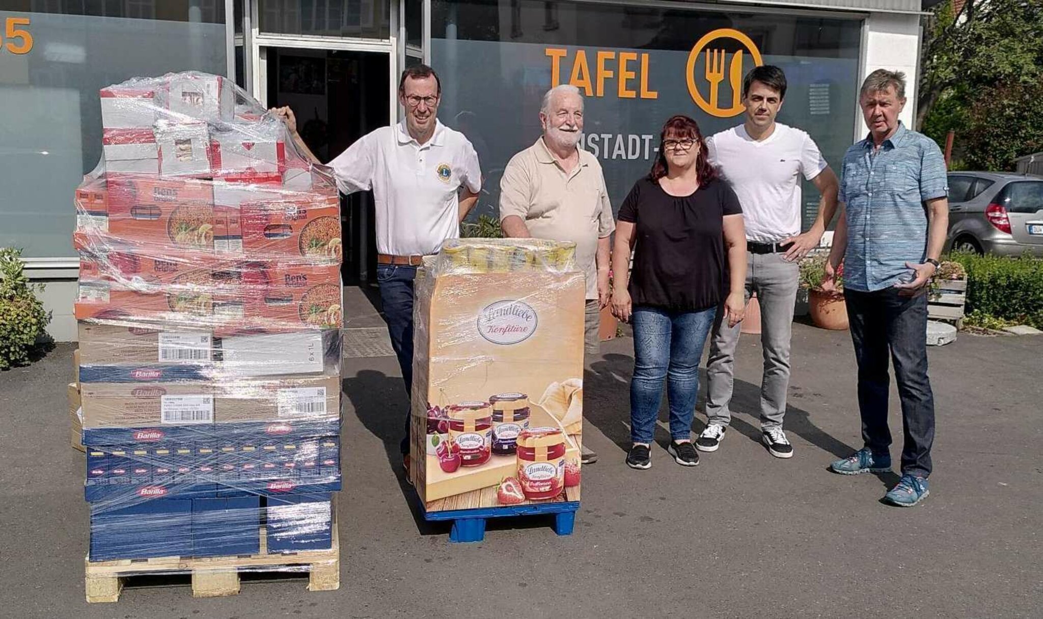 Übergabe von haltbaren Lebensmitteln an die Tafel: Lions Club spendet ...
