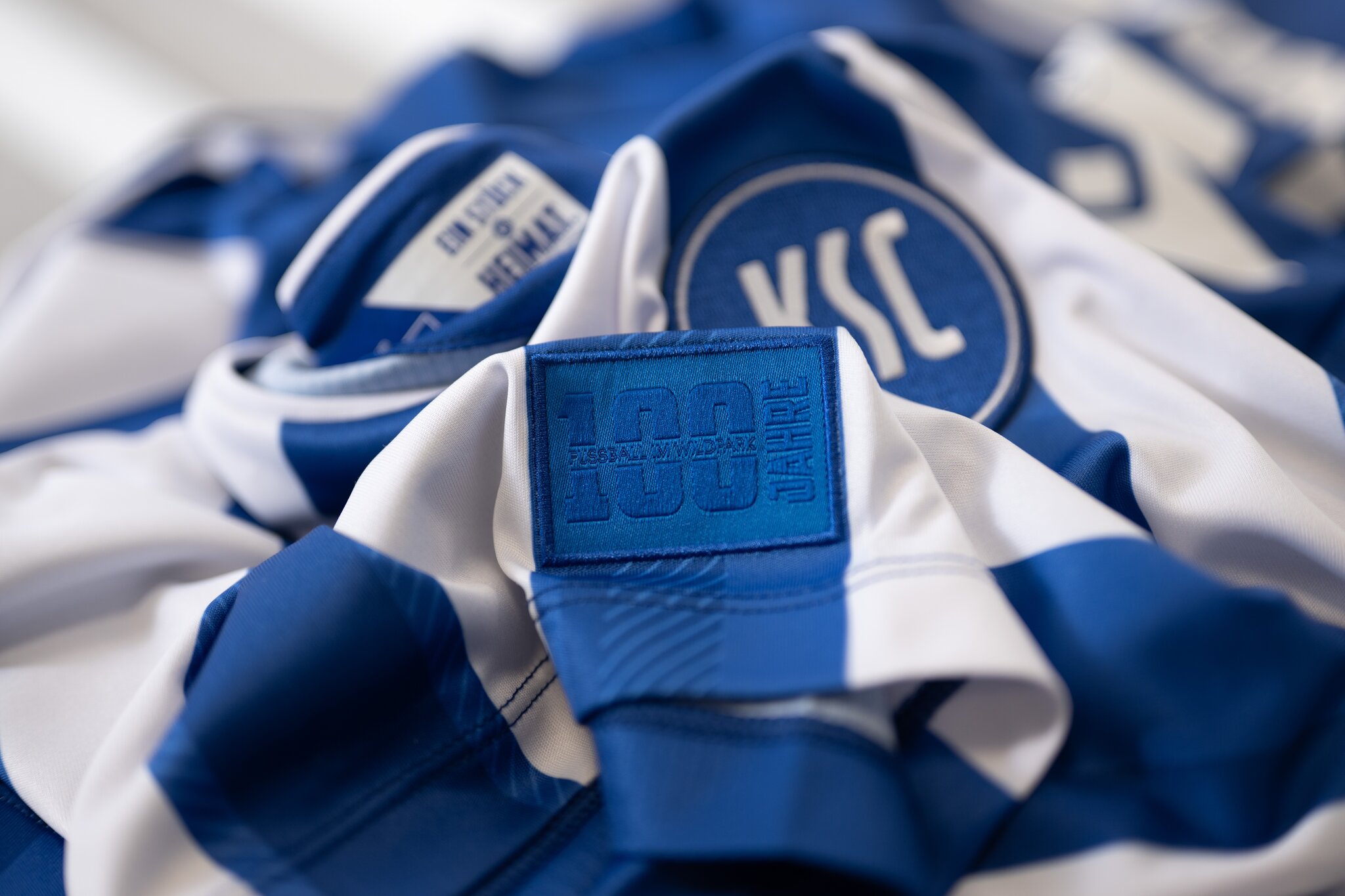 Integrierter NFC-Fan-Chip: Neues Heimtrikot des KSC mit Besonderheit ...