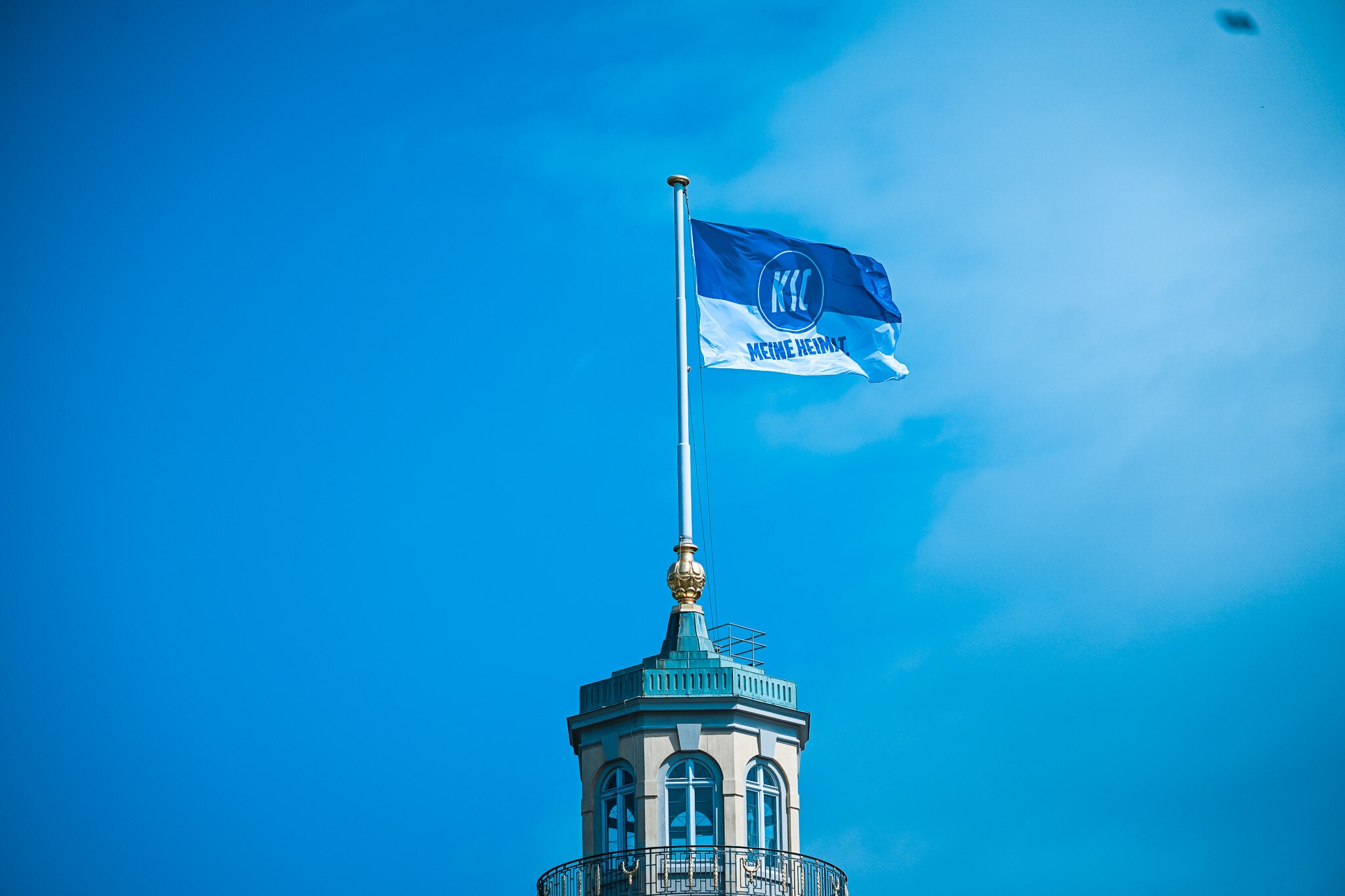 KSC sichtbar auf Karlsruher Schlossturm: Blau-weiße Fahne weht zur ...