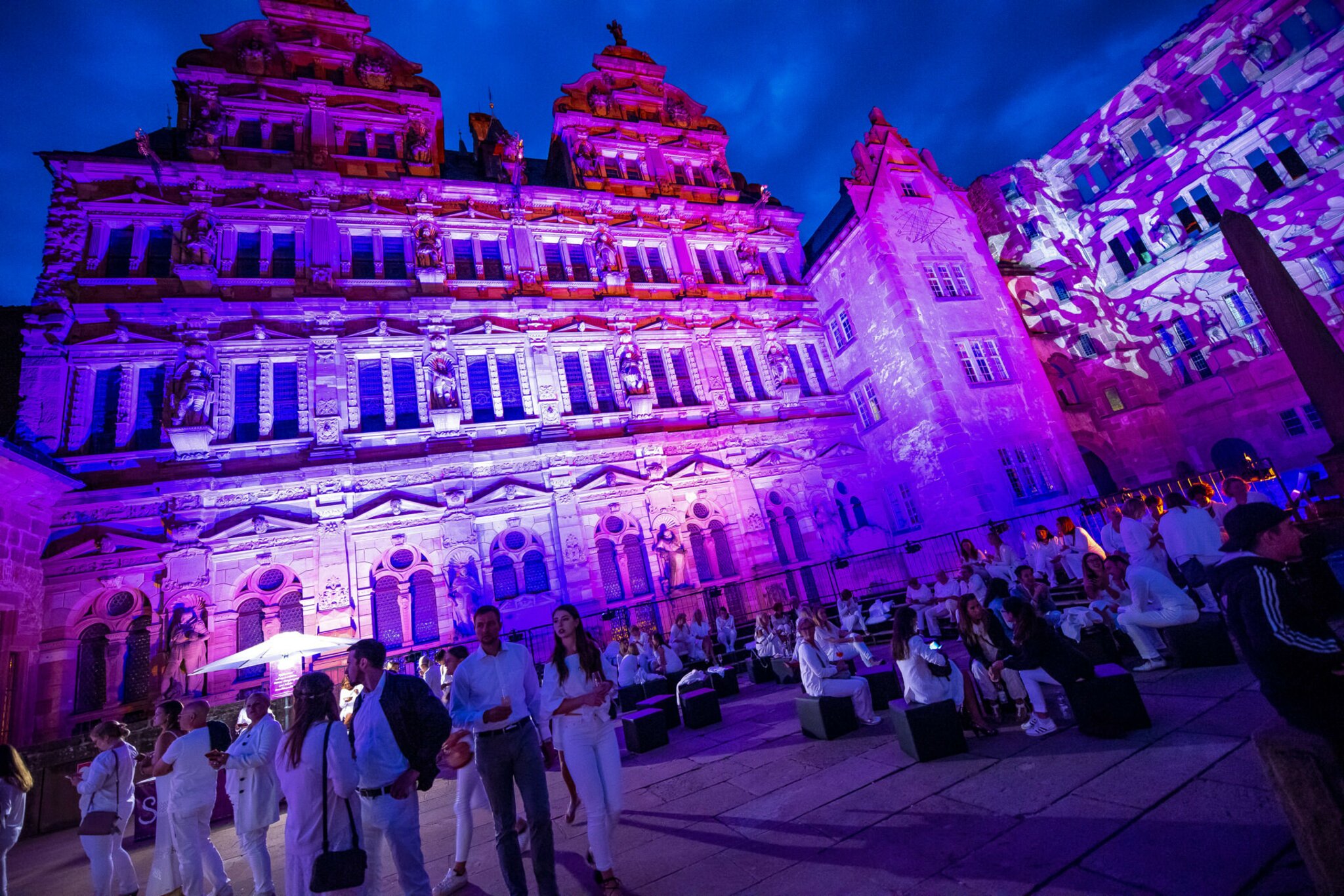 Dresscode Weiß im Heidelberger Schloss: Die Ü30 White Night Party mit ...