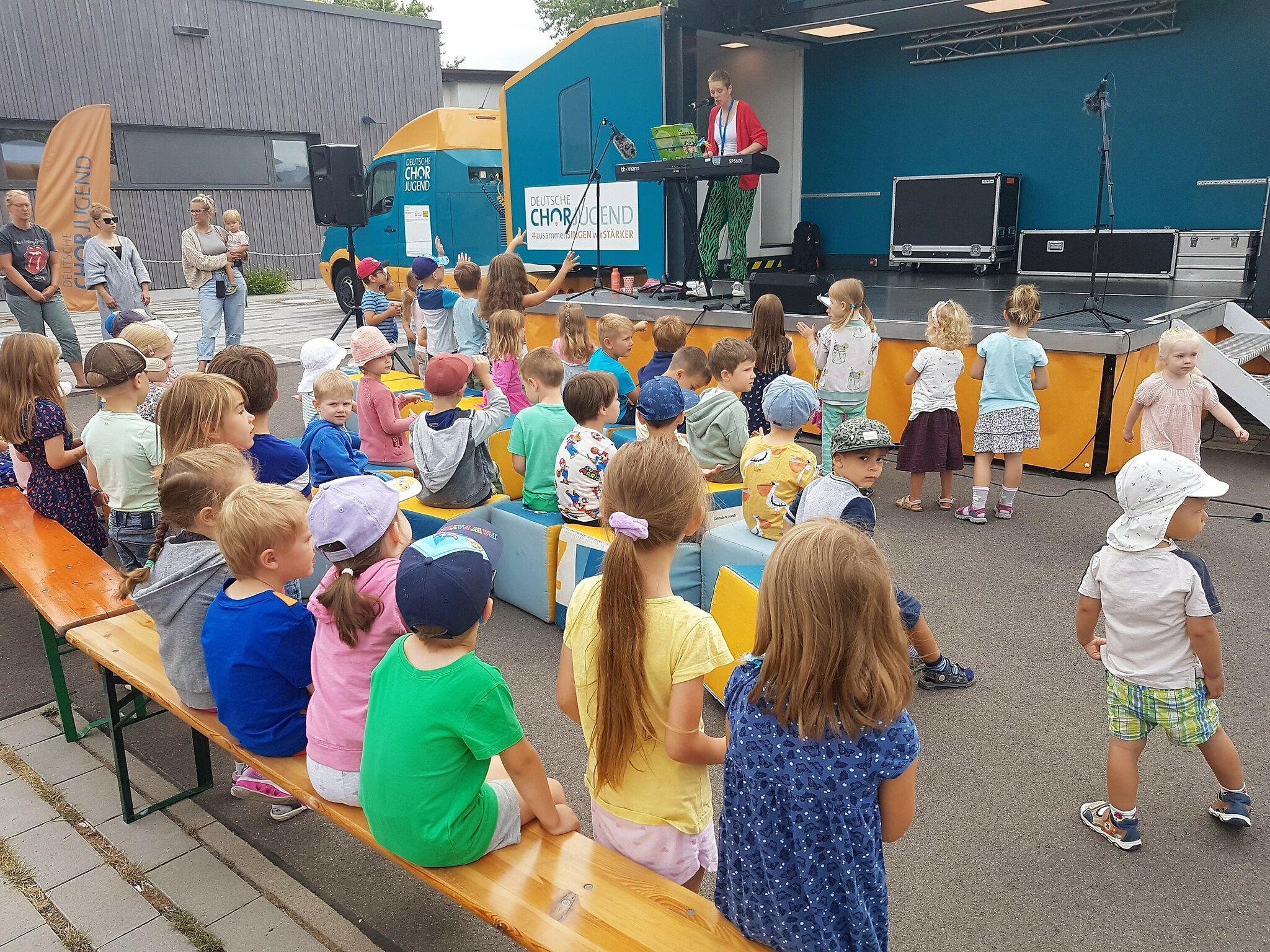 „Singbus“ bei 320 Kindern und Jugendlichen:: Rheinhausen als ...