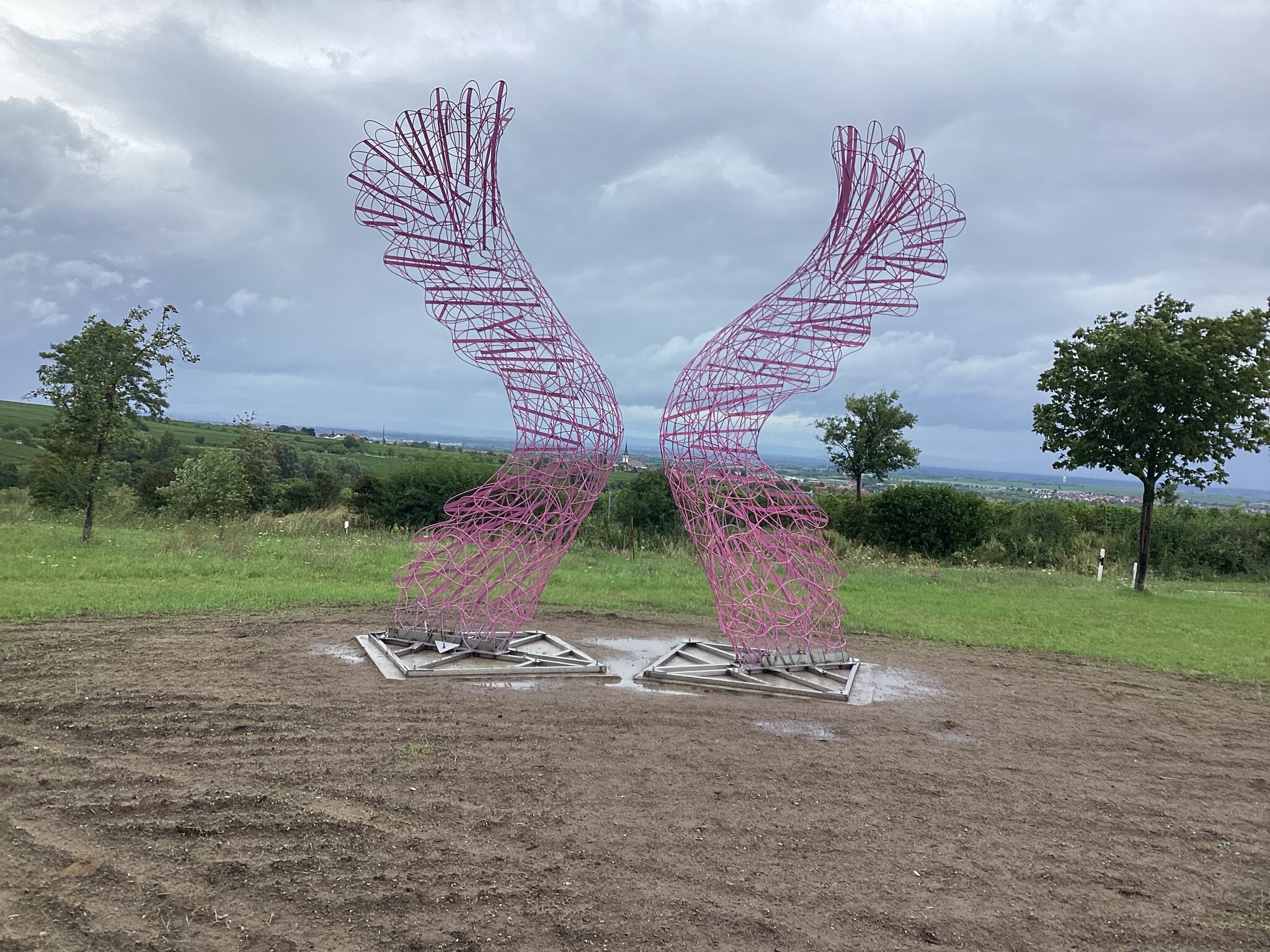 Triumph der Kunst in St.Martin: 150 Gäste feiern zwischen Kunst & Regen ...