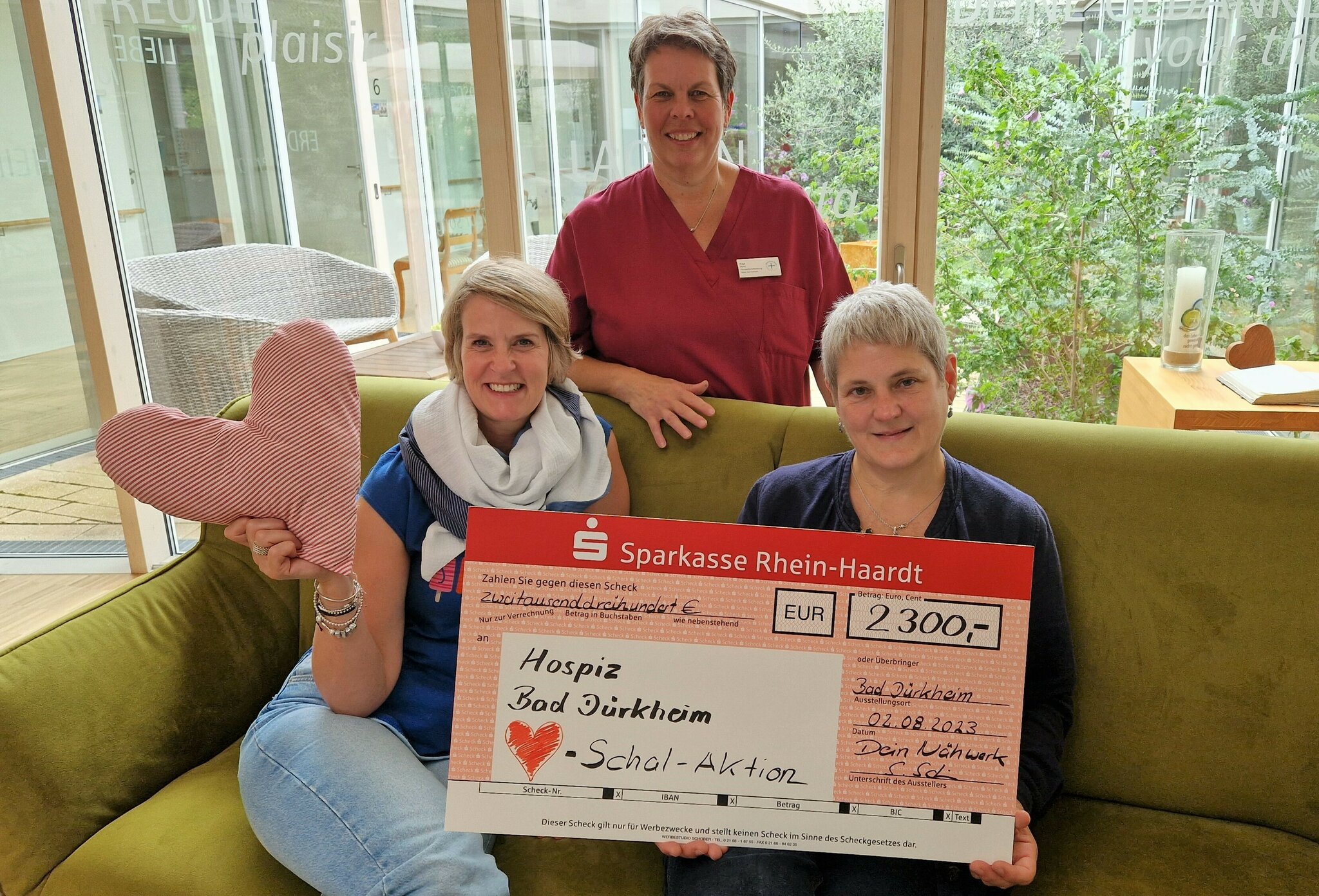 Benefizaktion Herz-Zeig-Schal: Hospiz Bad Dürkheim erhält Spende von „dein Nähwerk“ - Bad Dürkheim