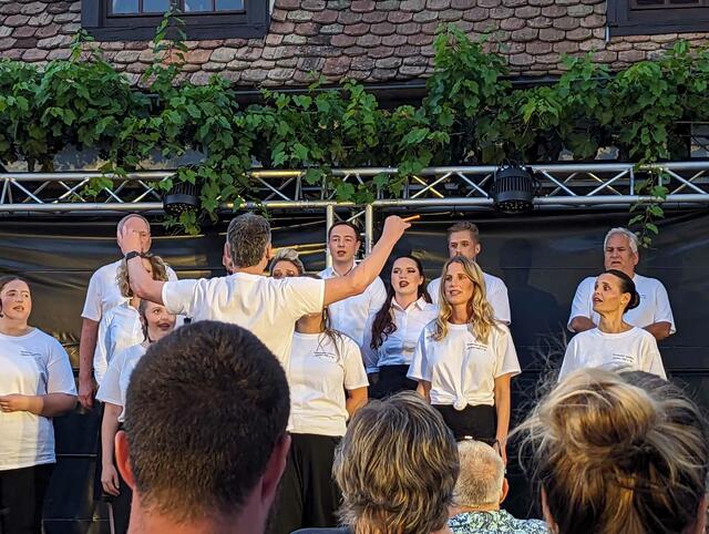 "Brigitte Bordeaux" zu Gast in Hassloch: Das Hasslocher Publikum feiert ...