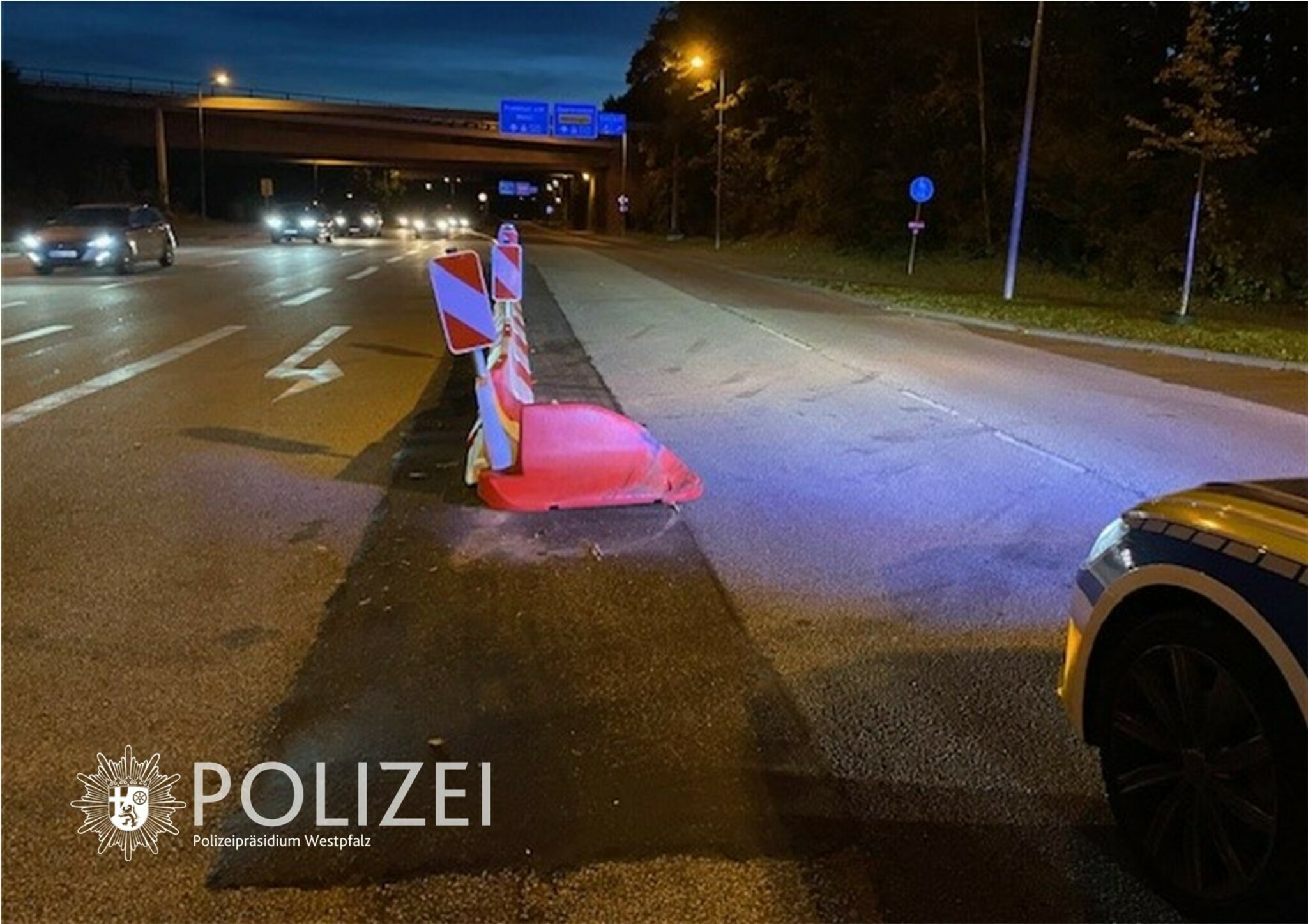 Unfallflucht: Verkehrsbegrenzung beschädigt: Polizei sucht Zeugen - Kaiserslautern