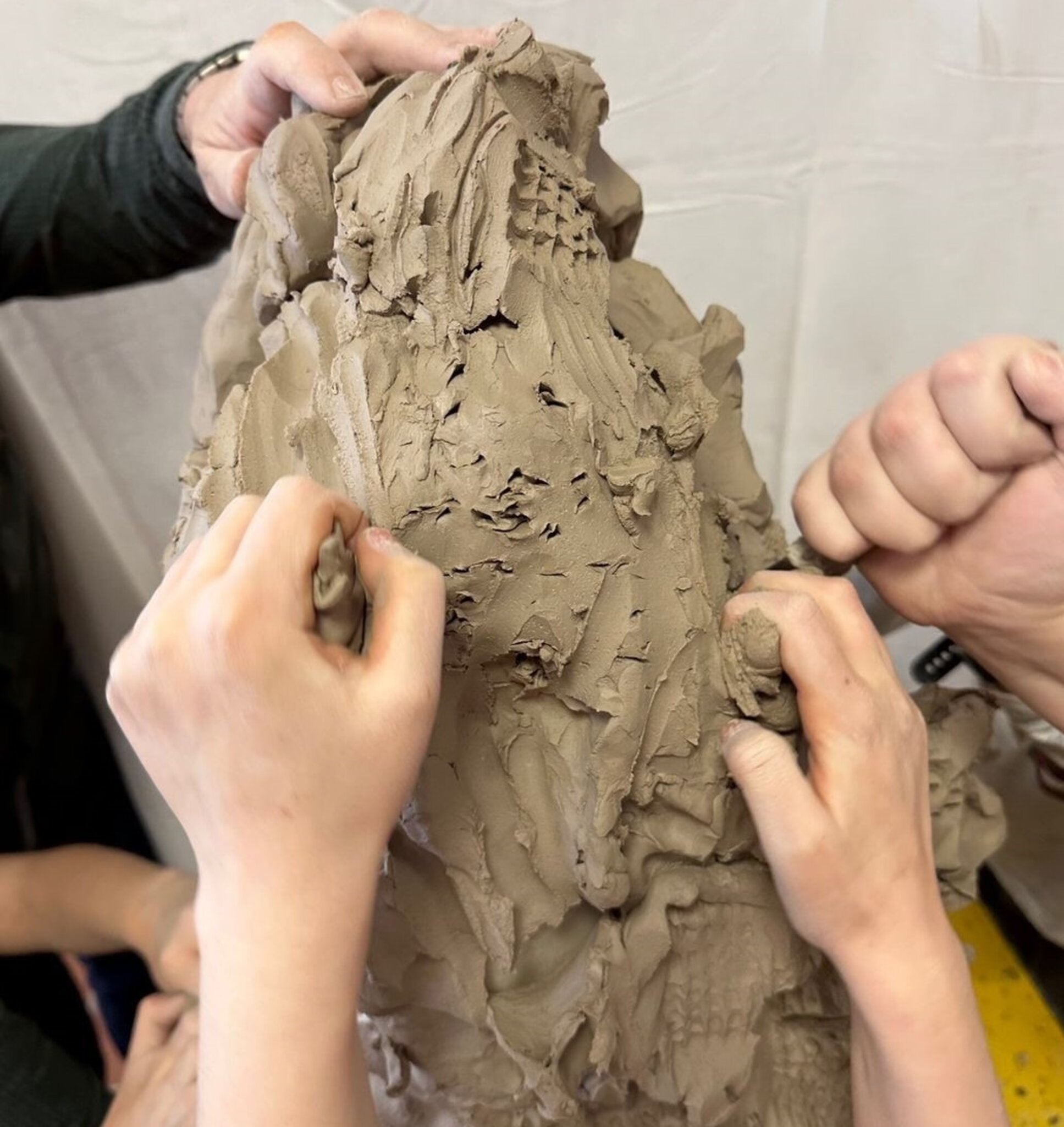 Kulturhaus Pablo: Gemeinsames Modellieren mit Ton beim Kinderkunst ...