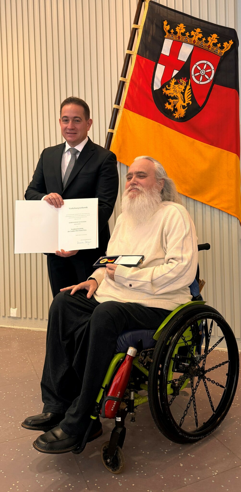 Verdienstmedaille des Landes an Robert Schneider aus Rheinzabern - Jockgrim