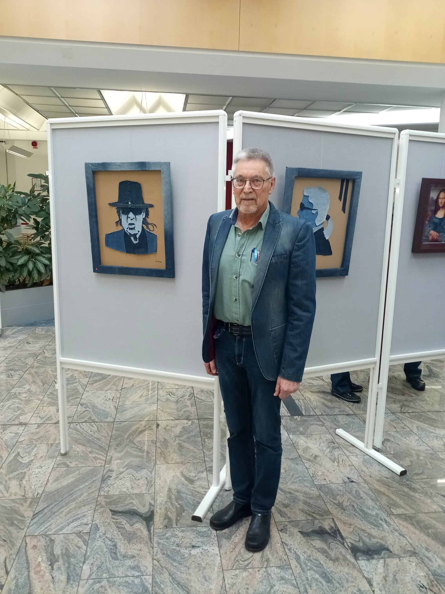 Ausstellung von Dr. Michael Hamburger: Jeans einmal in anderer Form ...