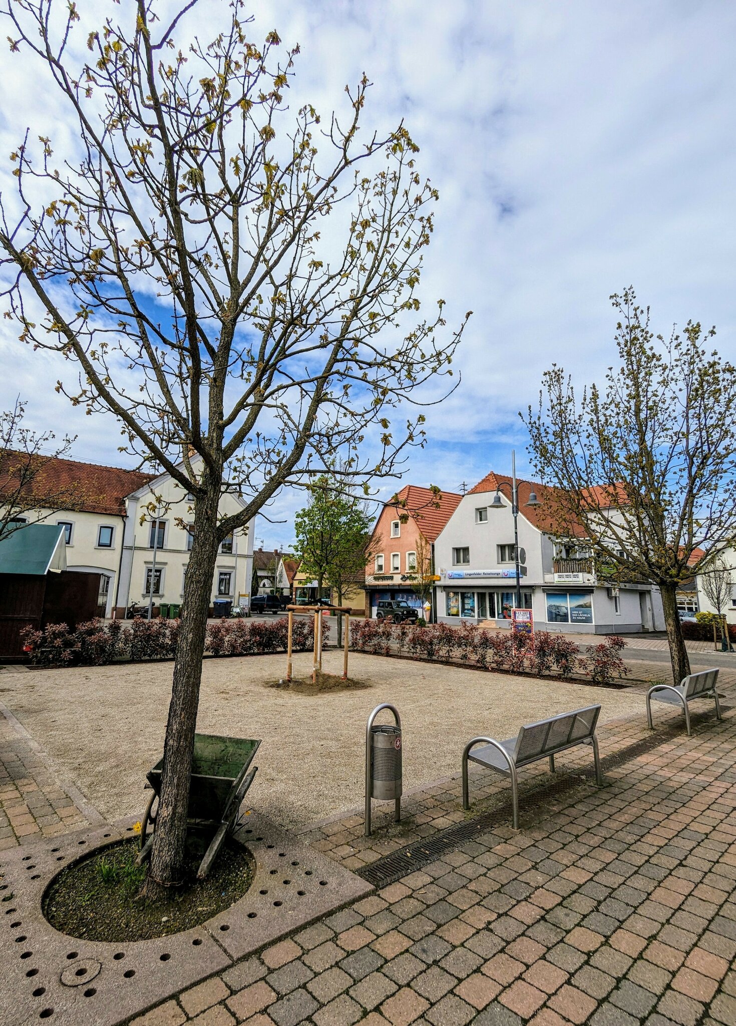 Lingenfeld: Neuer Dorfplatz und historischer Holzbrunnen werden ...