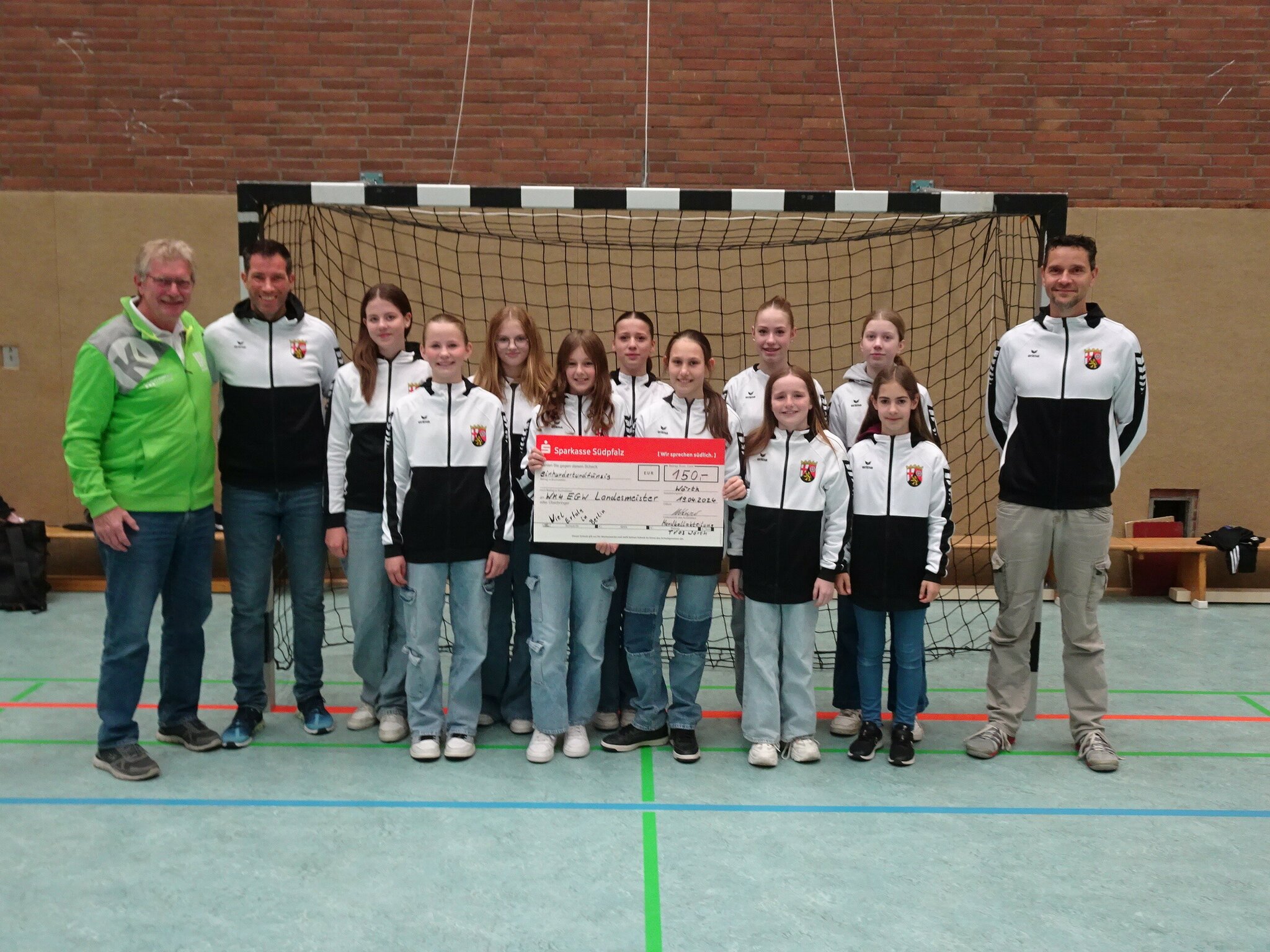 EWG-Handballerinnen erhalten Spende vom TV Wörth - Wörth am Rhein