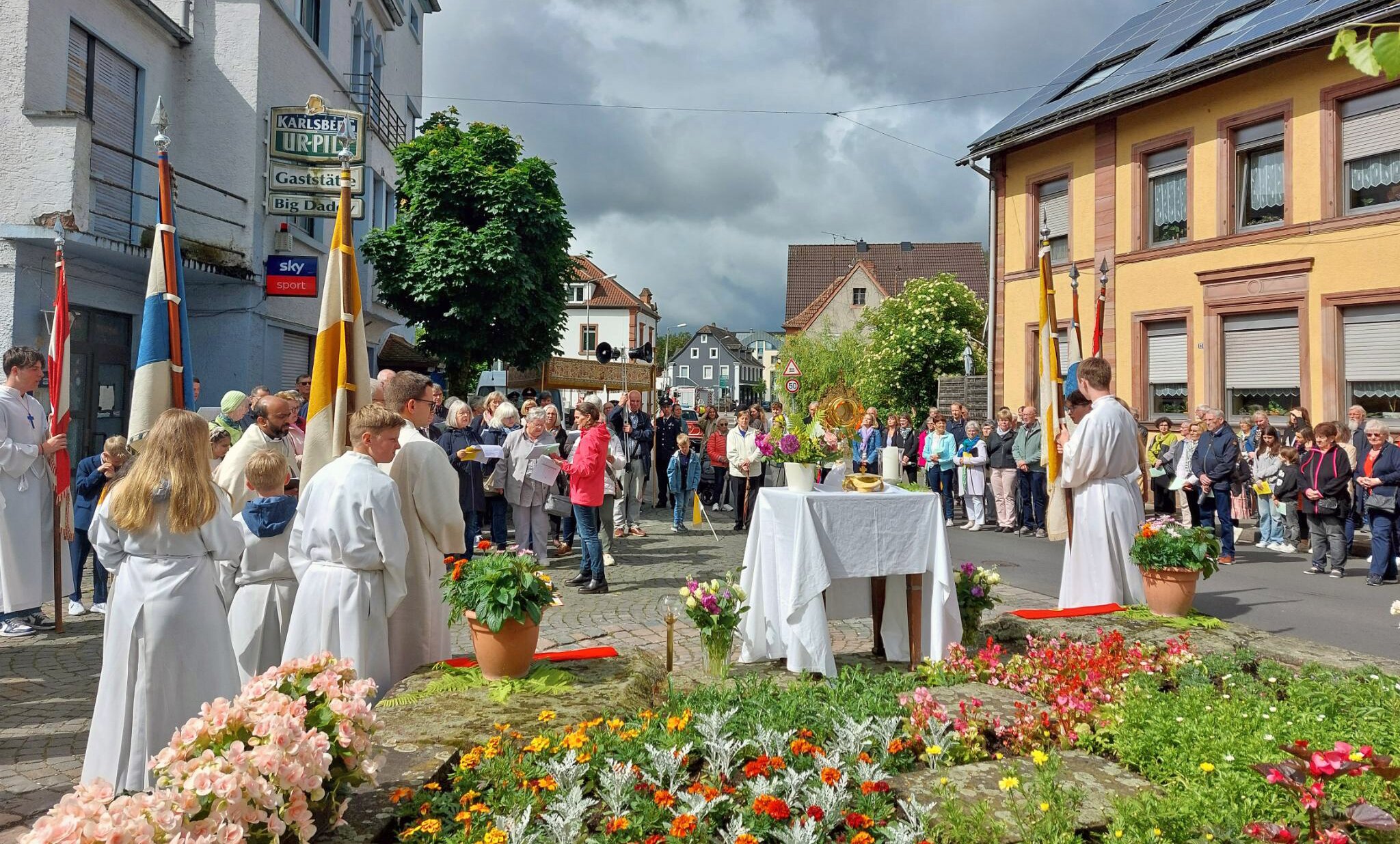 Fronleichnamsfest in Ramstein: Katholiken feiern mit Prozession und Pfarrfest - Ramstein-Miesenbach