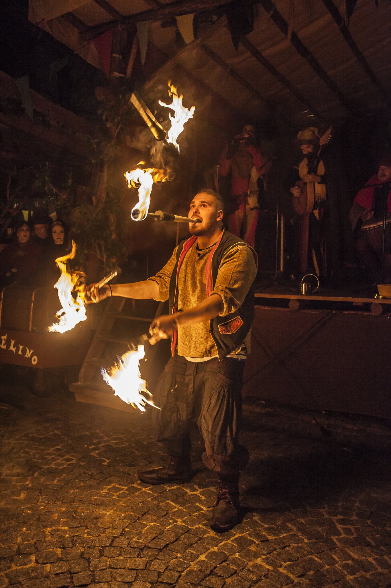 Vom brennenden Bart und Leben im Wohnwagen – Ein Feuerkünstler erzählt ...