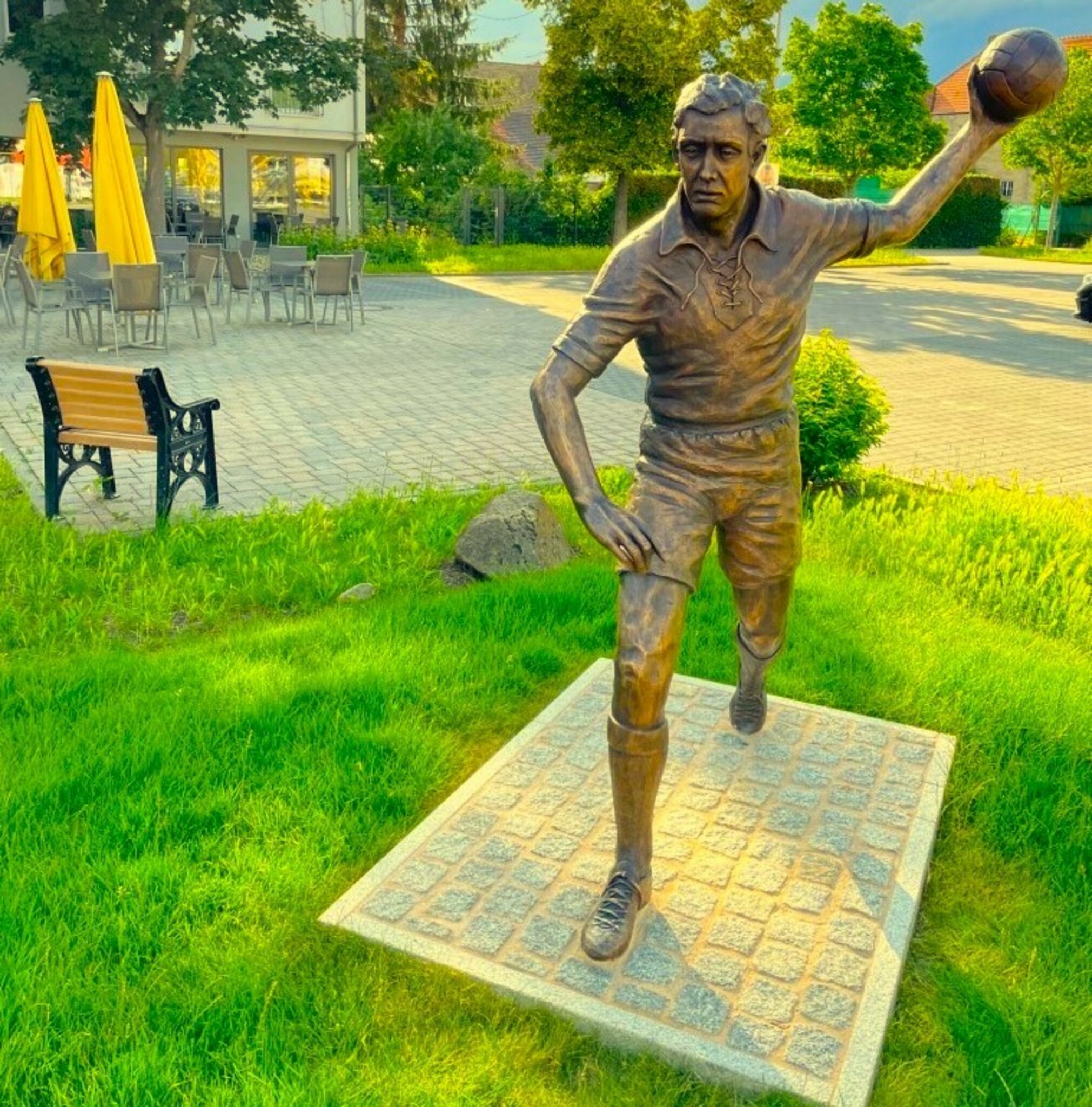 Klammheimlich an der Bürgerschaft vorbei: Einweihung Radfahrerdenkmal ...