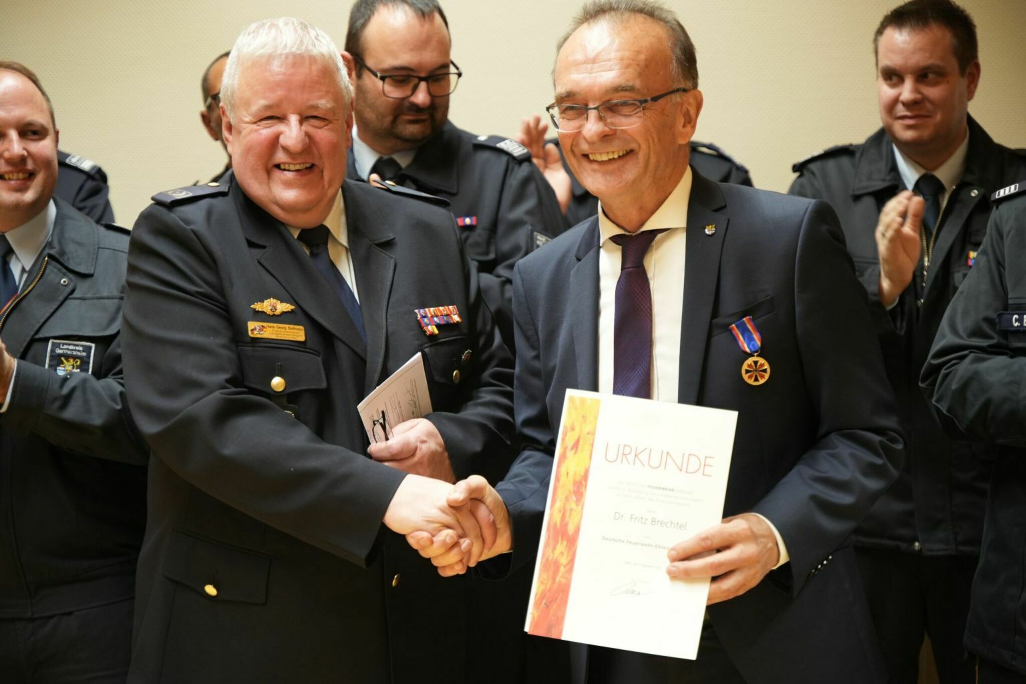 Deutsche Feuerwehr-Ehrenmedaille für Landrat Dr. Fritz Brechtel - Kandel