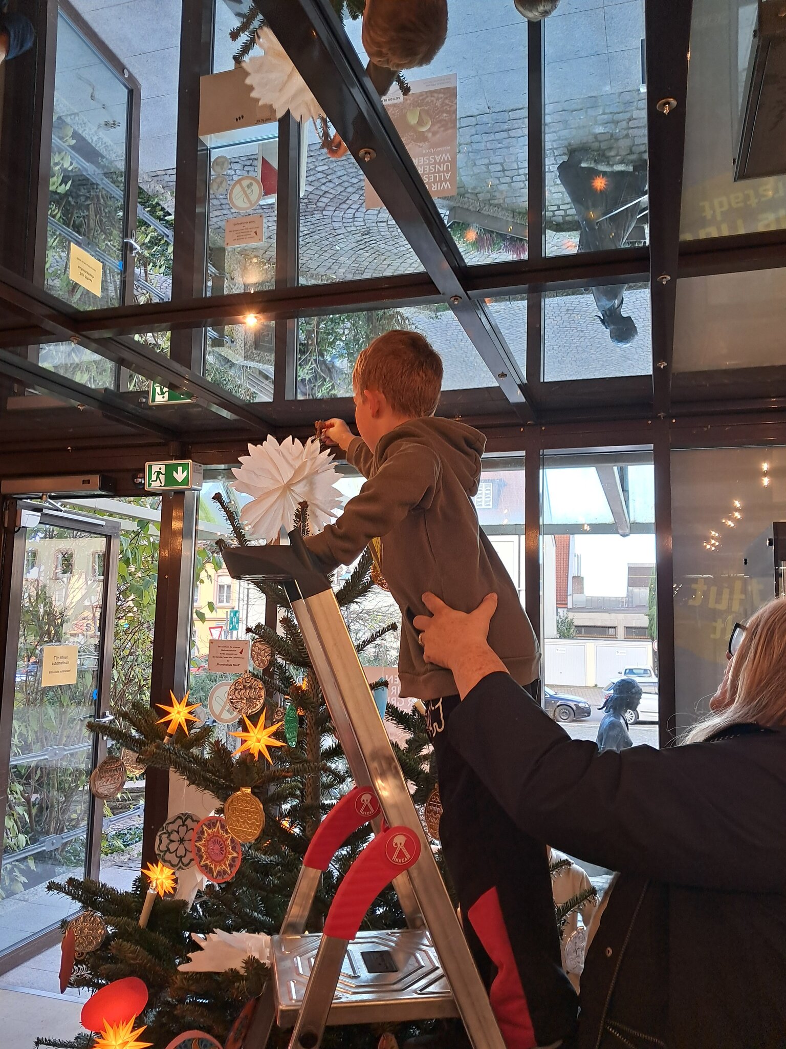 Kinder der Grundschule Nord schmücken Weihnachtsbaum im Rathaus-Foyer ...